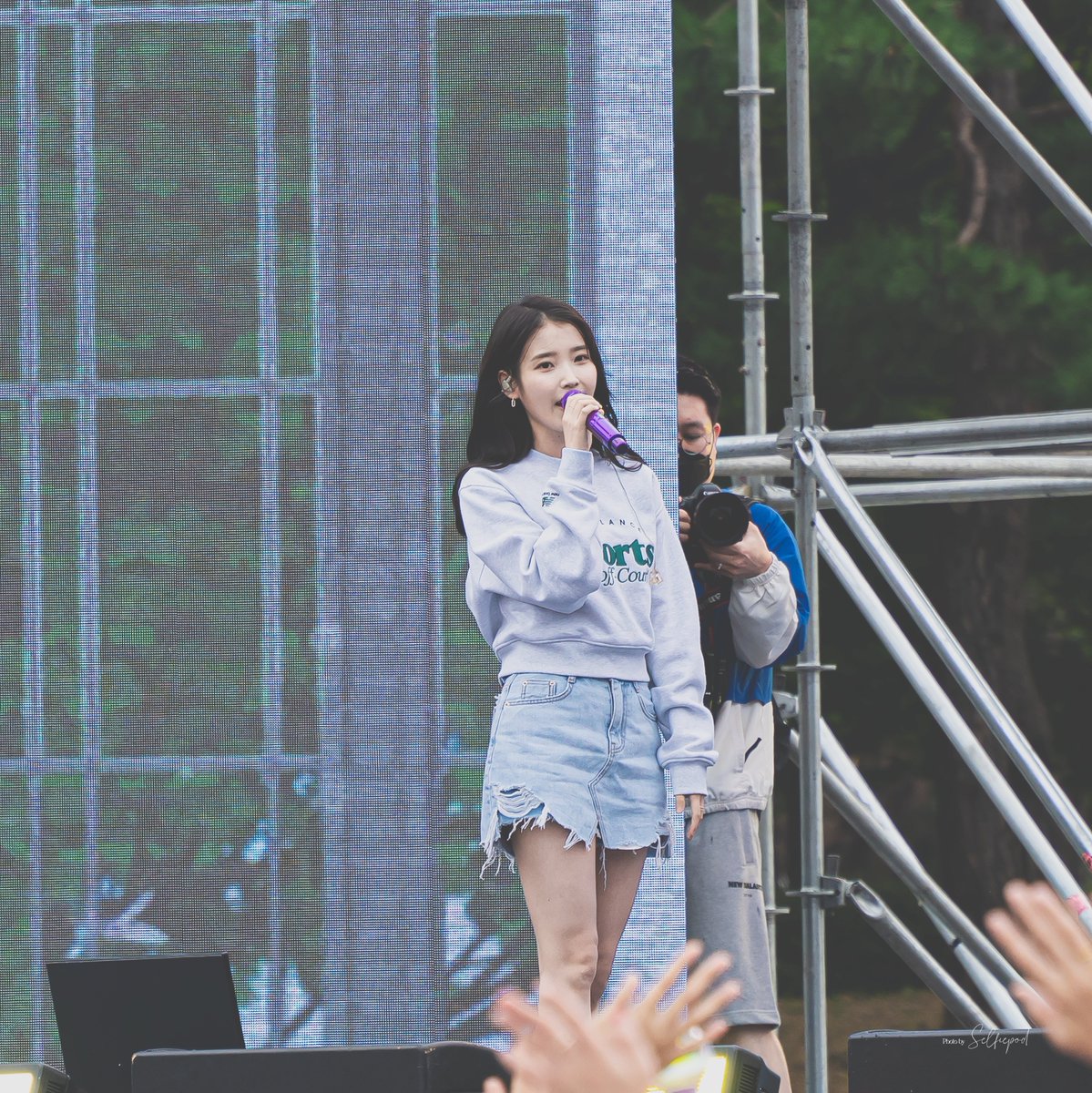 셀카봉 on Twitter: "221002 뉴발란스 런온 우먼 http://selfiepod.tistory.com/92 #아이유 #IU"