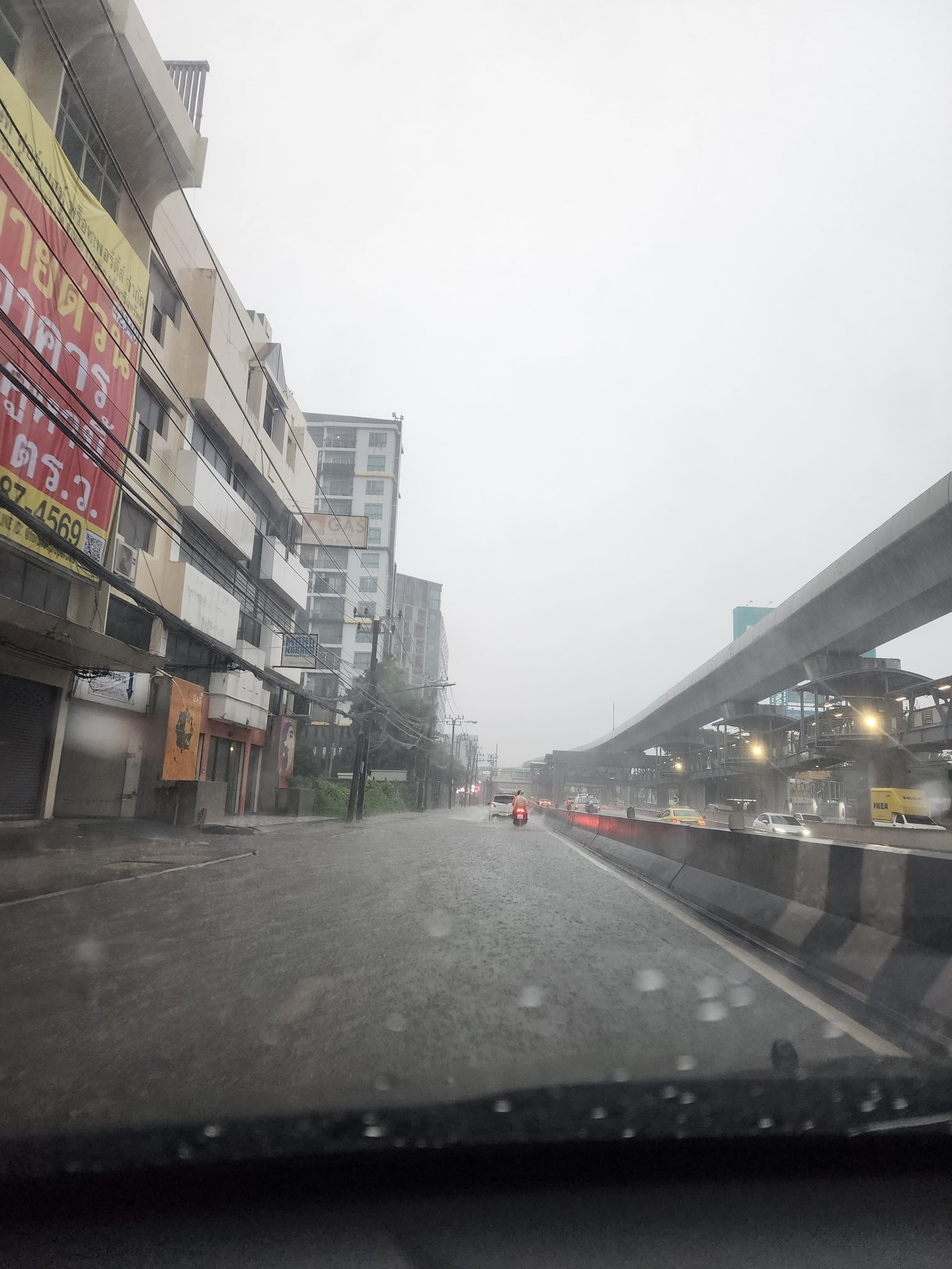 Tippawan on Twitter: "วงเวียนบางเขนรถเล็กควรระวัง #ฝนตกหนัก #ฝนตก https://t.co/UY69Caiwex" / Twitter