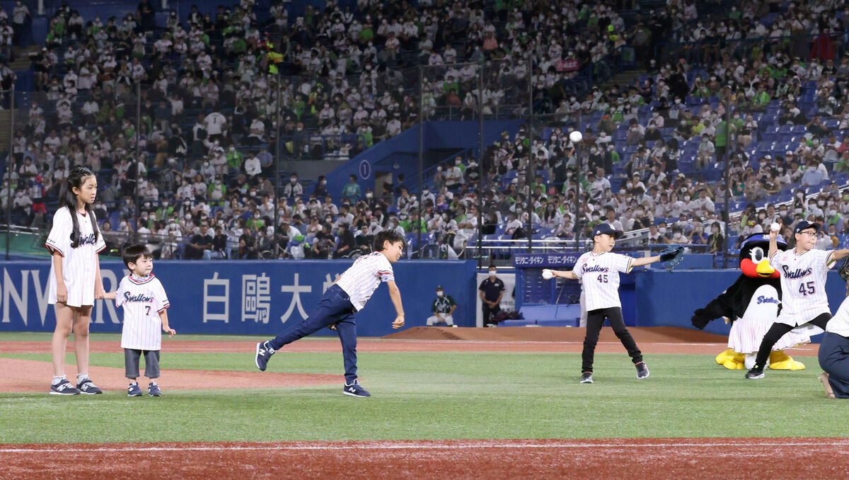 スポーツ報知 プロ野球取材班 On Twitter 【 ヤクルト 】内川聖一、坂口智隆、嶋基宏の家族が始球式 試合後に引退セレモニー Hochinews