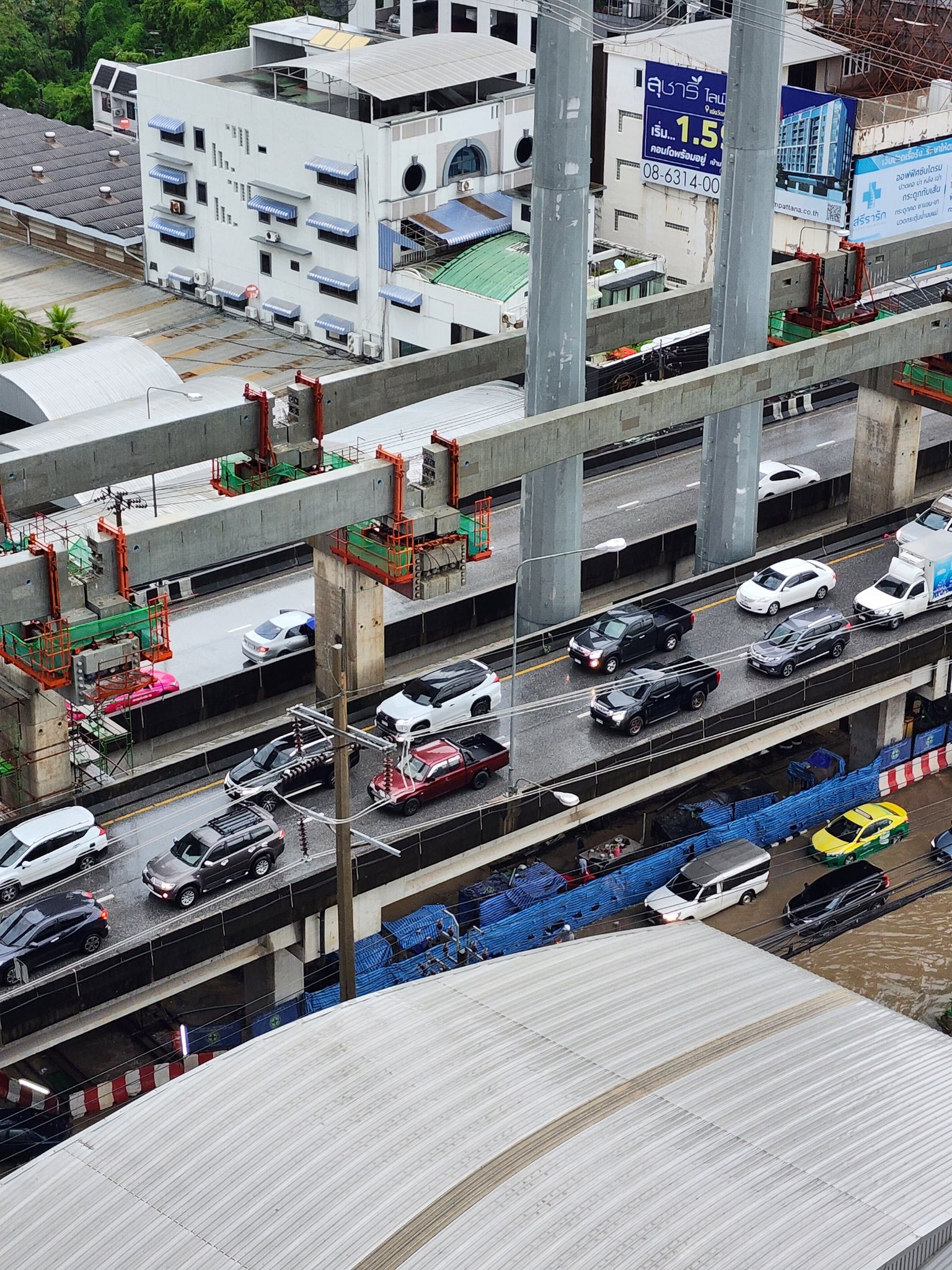 JS100 on Twitter: "RT @LuluLalamommy: สะพานข้ามคลองประปาขาเข้า มีรถจอด3-4คัน อาจจะเสียจากลุยน้ำ ...