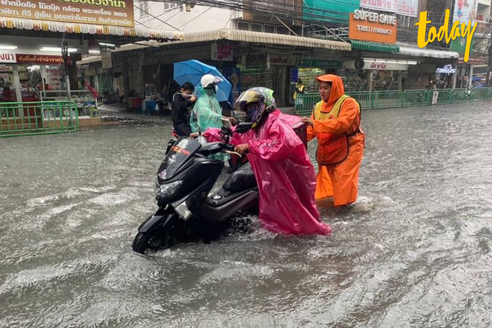workpointTODAY on Twitter: "ฝนถล่มกรุง #น้ำท่วม รถติดขัดหลายพื้นที่ ขณะที่จุดกลับรถใต้สะพาน ...