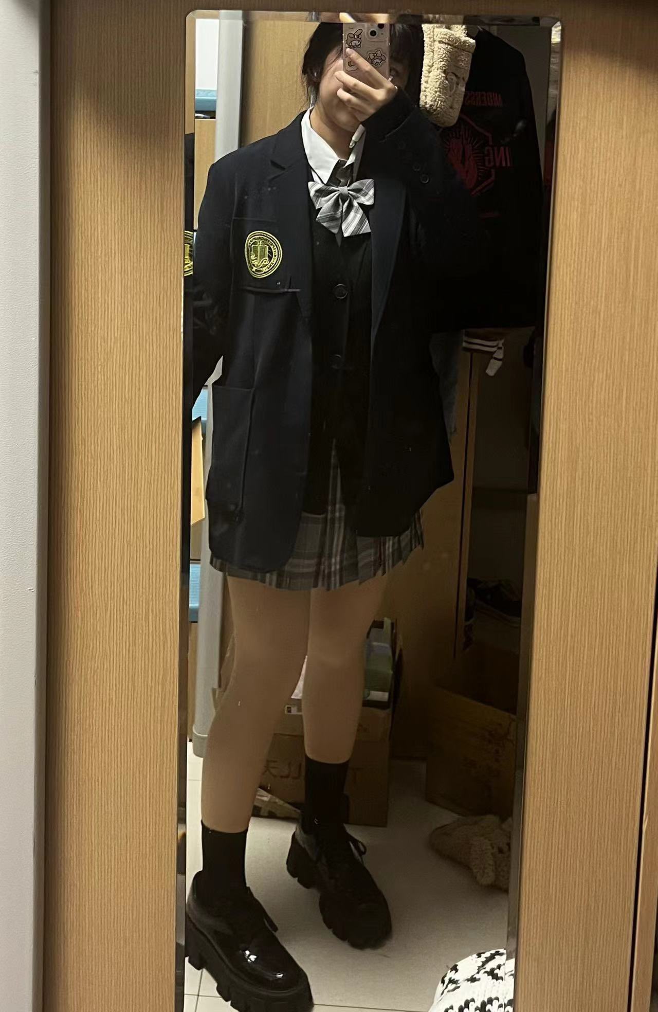 Ice Cream On Twitter 网友投稿～他的前女友，学生装的外表，内心其实淫荡无比，总是在课堂上摸男友鸡巴，有时更是直击蹲下给他口交射精，下晚自习后，更是在教室里和男朋友打炮