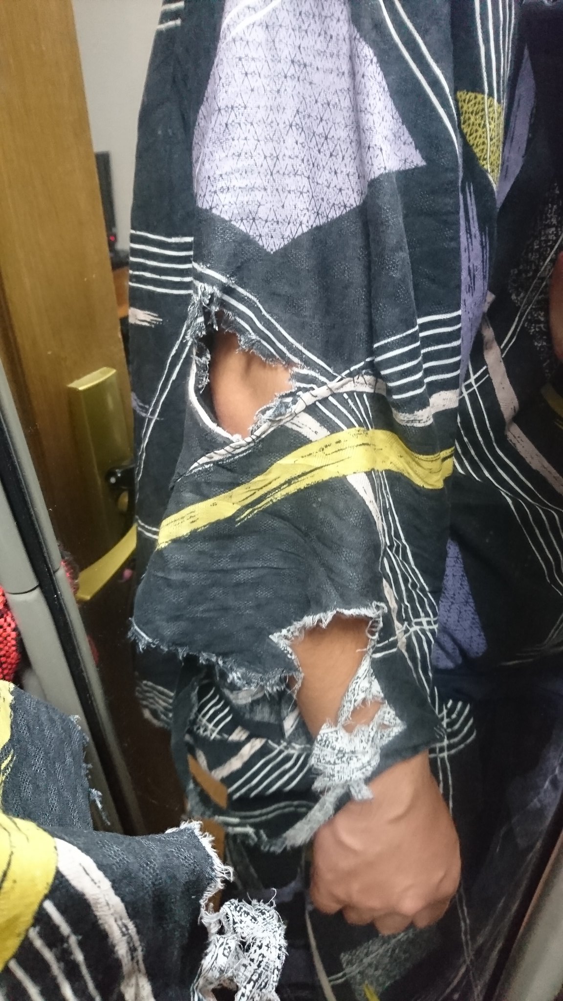 yasu on Twitter: "浴衣の袖が落武者みたいになっとるんだけど もう生地が崩壊レベルにへたってるので 繕いもせずに放置状態orz 夏の始めにも言ってたけど来年は新しいの買おう ...