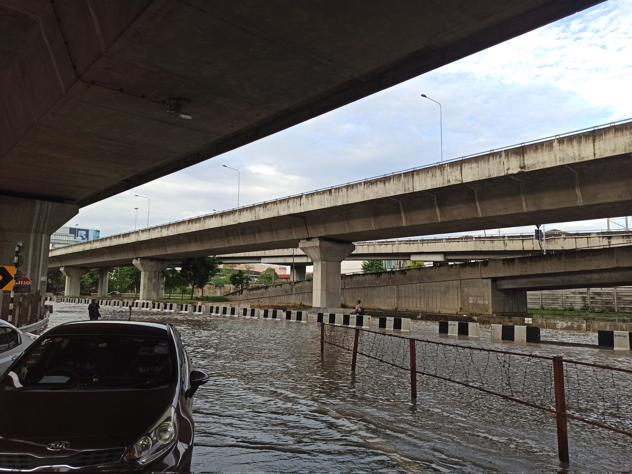 JS100 on Twitter: "RT @JugWhale: @js100radio ทางด่วนบางพูน มุ่งหน้าเมืองทอง ลงทางด่วนมีน้ำท่วม ...