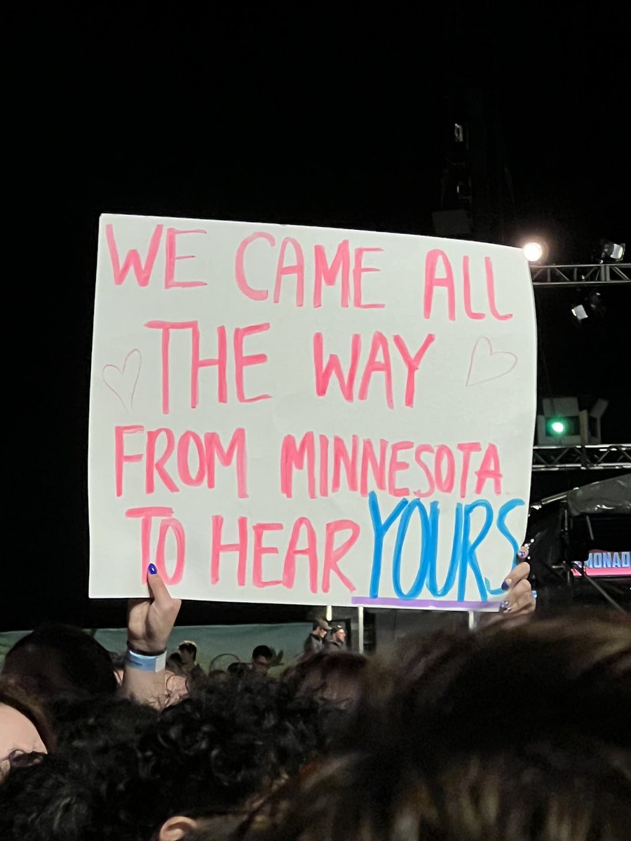 Conan Gray Argentina 🌹 on Twitter: "Un grupo de fans llevó este cartel al show de Chicago hace ...