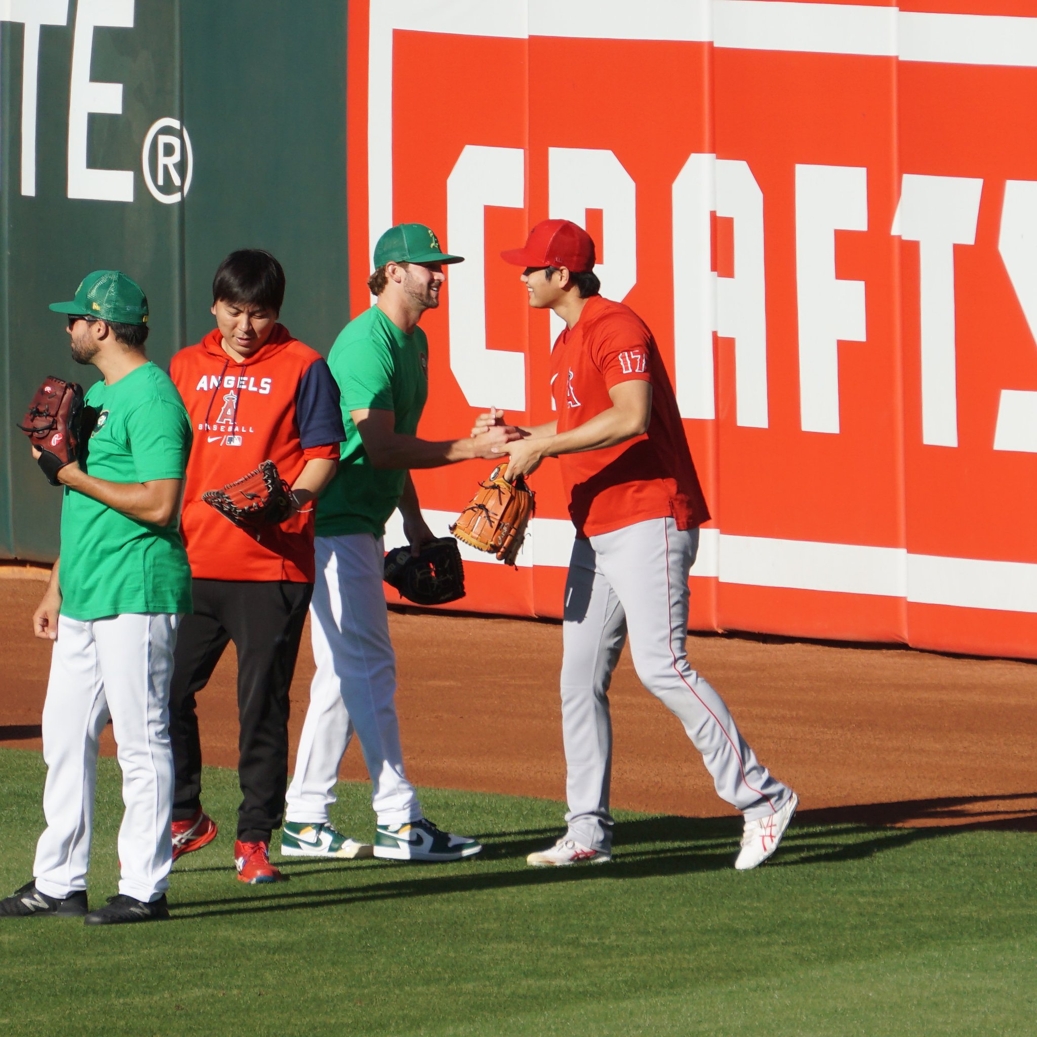 大谷翔平 ⚾ Ohtani Shohei on Twitter: "RT @hochi_andoh: #エンゼルス #大谷翔平 投手 元エンゼルス監督のオースマスさんと再会を喜んでいました ...