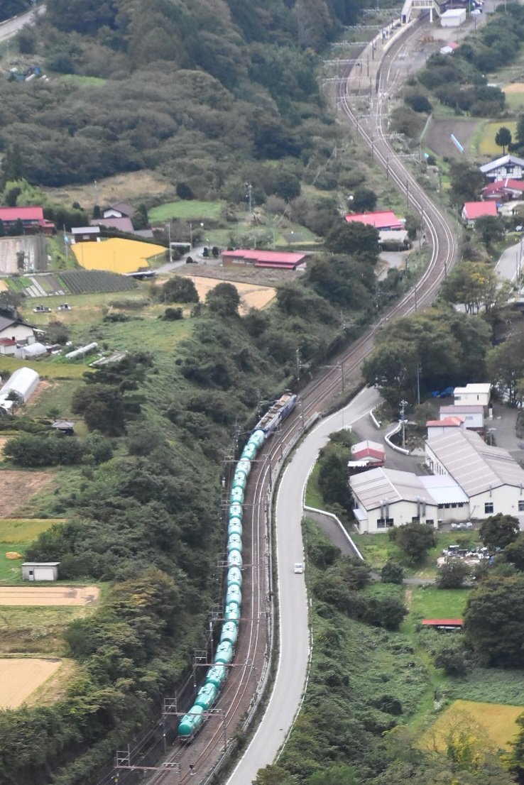 おな on Twitter: "本日の西線貨物8084ﾚは、EF64-1046＋1027号機の原色+更新色(JRFマーク無し)にて、緑タキを17両牽いて上がりました～ ️ 写真は、後撃ちですが ...