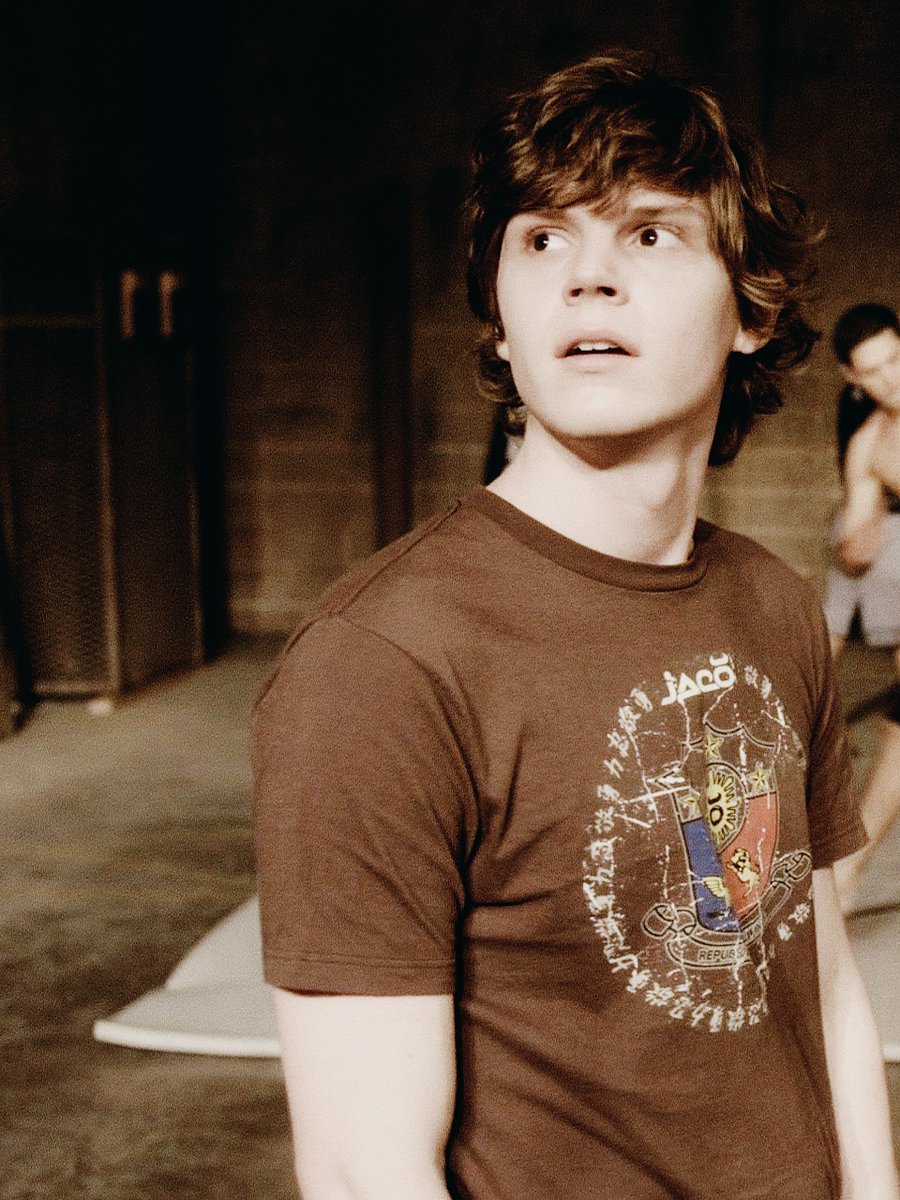 hourly evan peters on Twitter: hourly evan peters on Twitter: