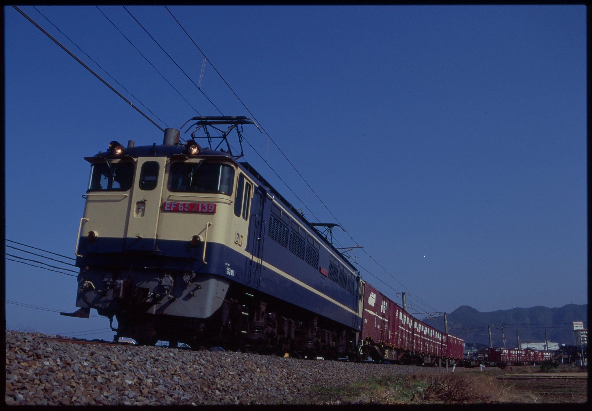 ずーしみ on Twitter: "EF65 2139は落ちてしまったのかな #EOS1V #EF65 #RVP100 #フィルム写真 https://t.co/Dyhy3M9kAl ...