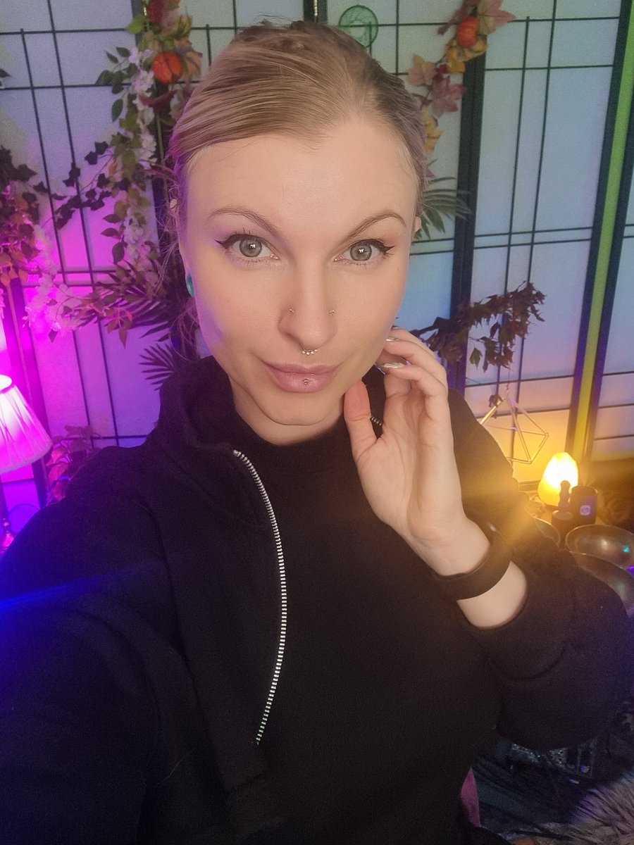 Ruby True on Twitter: "Hello 👋 http://twitch.tv/rubytrue"