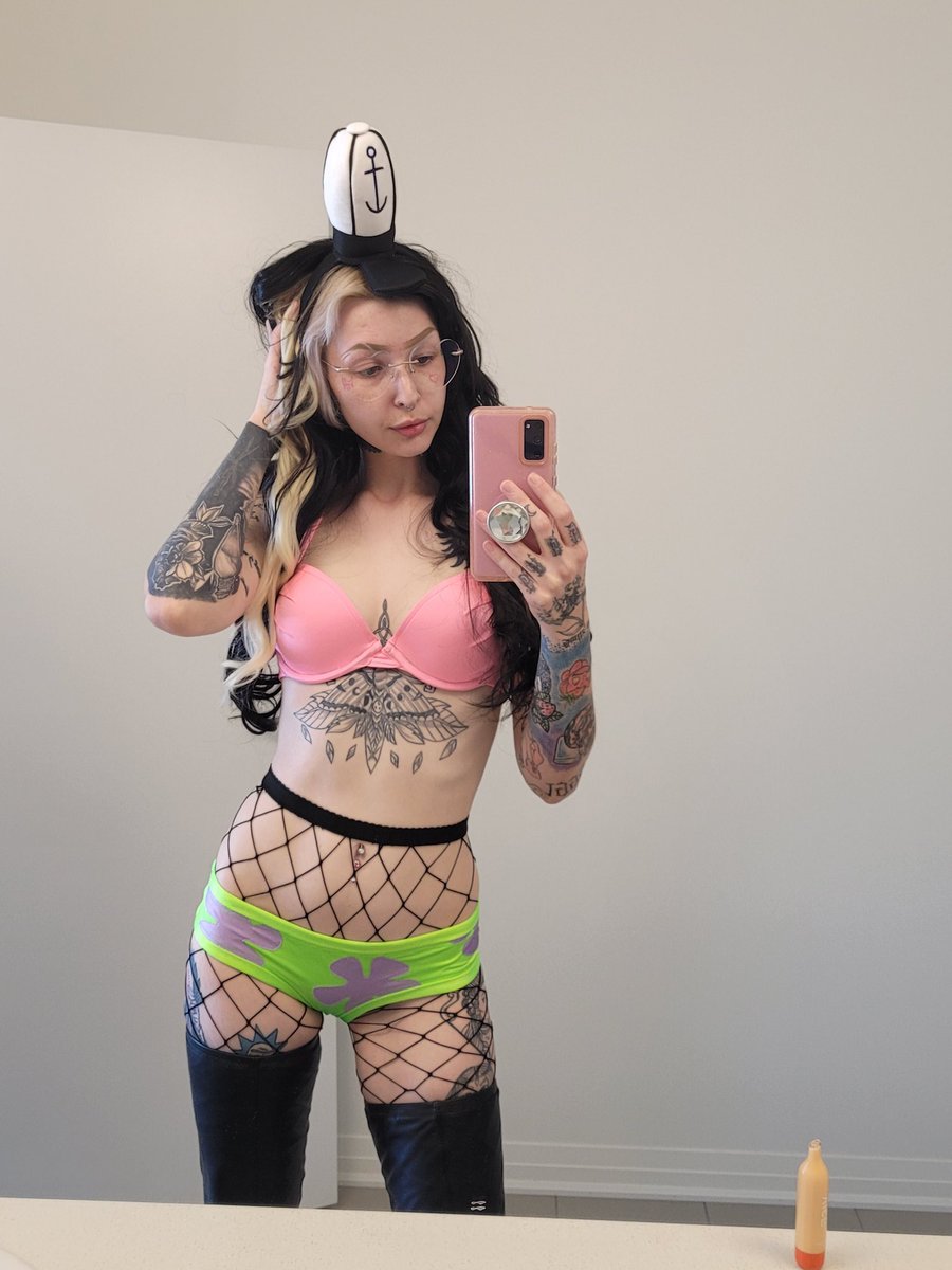 Top 1%👼🏻OF/Fansly on Twitter: "How many RTs can sexy Patrick get🤓"