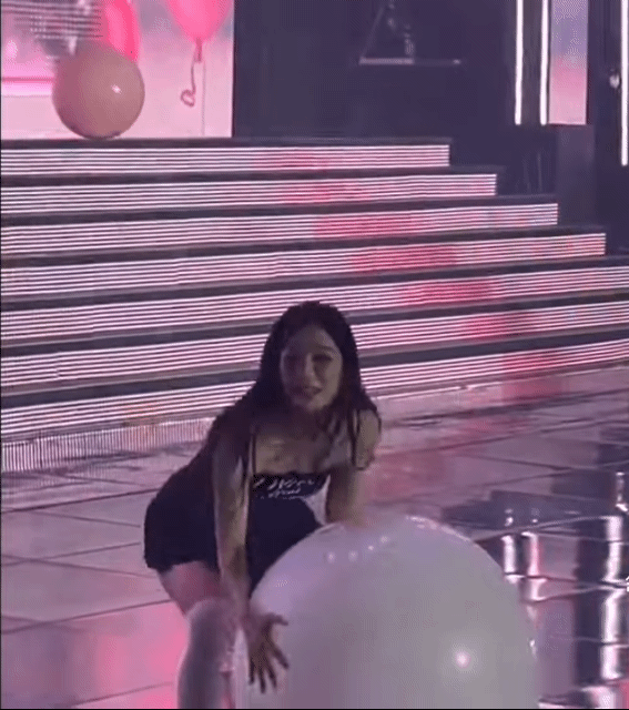 인스티즈(instiz) on Twitter: "첫 단독콘서트에서 관객석으로 마이크 던진 아이돌 (feat 프로미스나인 이채영 (링크에 더있어요👉) https://instiz ...