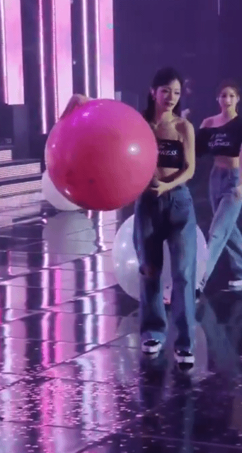 인스티즈(instiz) on Twitter: "첫 단독콘서트에서 관객석으로 마이크 던진 아이돌 (feat 프로미스나인 이채영 (링크에 더있어요👉) https://instiz ...