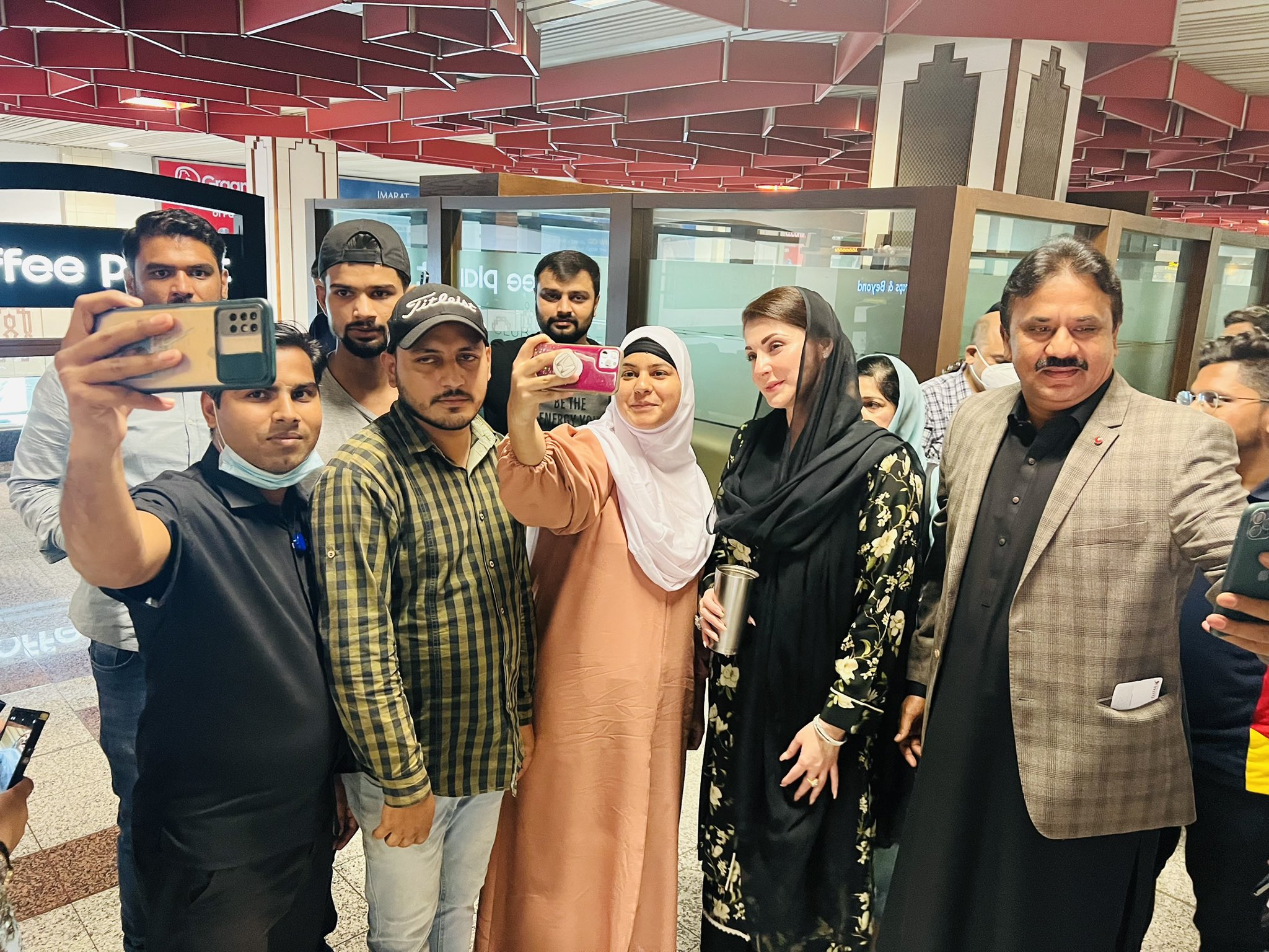 Sania Ashiq on Twitter: "Maryam Nawaz at Lahore airport just before leaving .. https://t.co ...