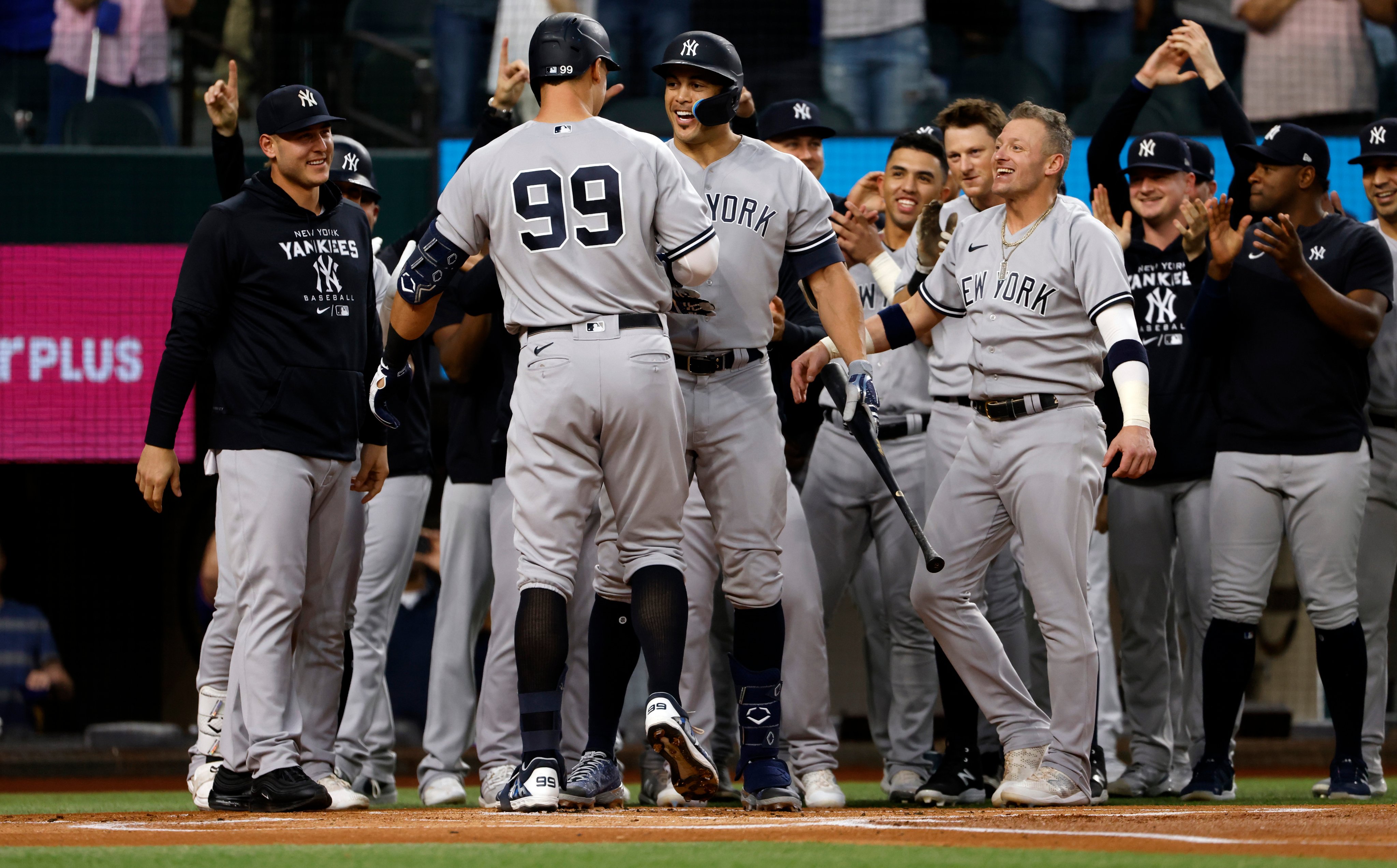 Aaron Judge breaks single-season AL home run record as Yankees split doubleheader with Rangers