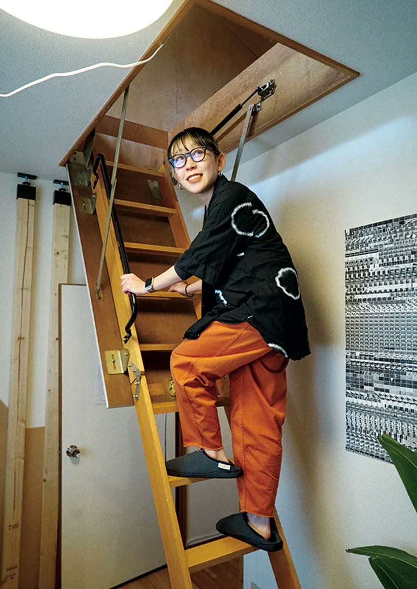 GINZA on Twitter: "東京に暮らす人たちの等身大な創意工夫をちらり見せてもらいました。 「タバコ型の古い照明や、自作の机、雑誌や漫画など、心落ち着くものに囲まれて一服する ...