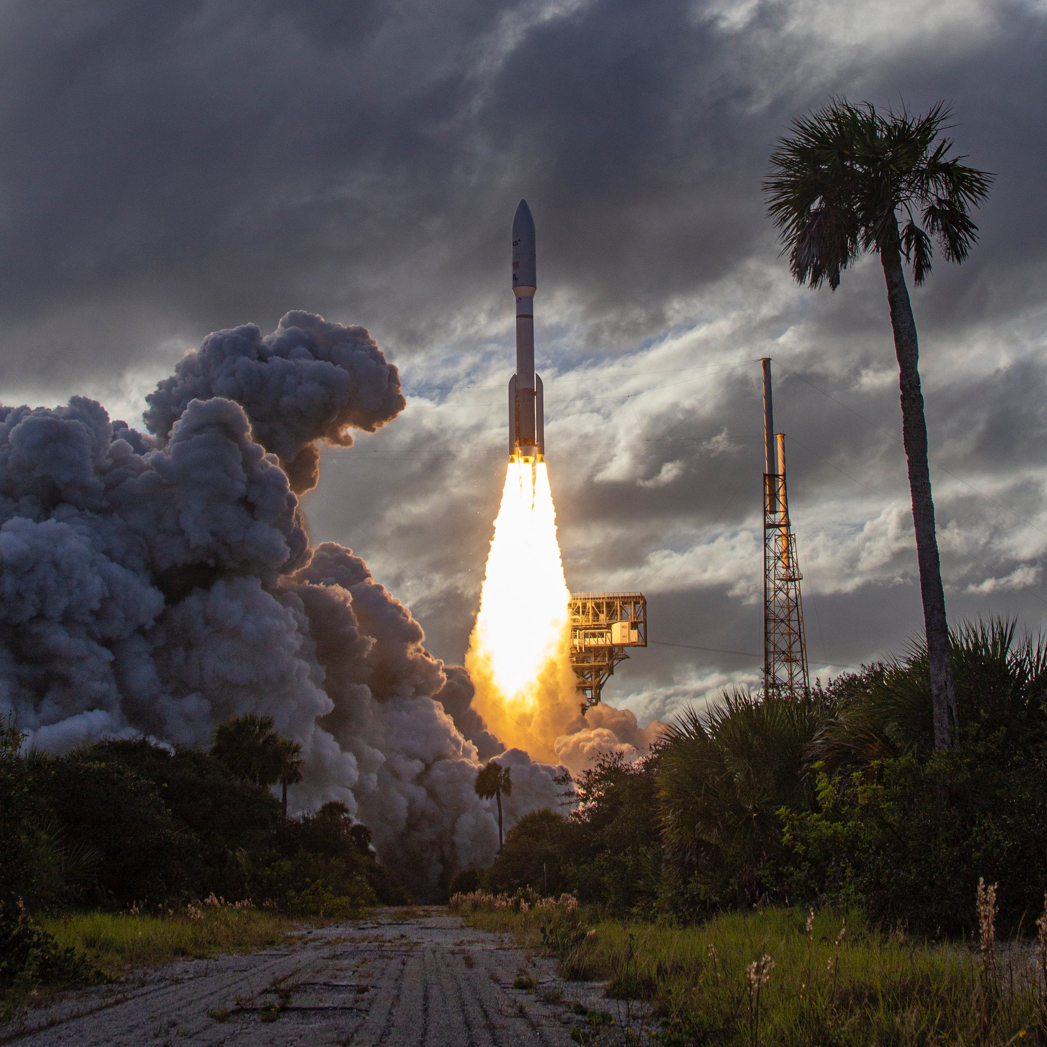 ULA on Twitter: "This #AtlasV rocket, designated AV-099, featured three side-mounted solid ...