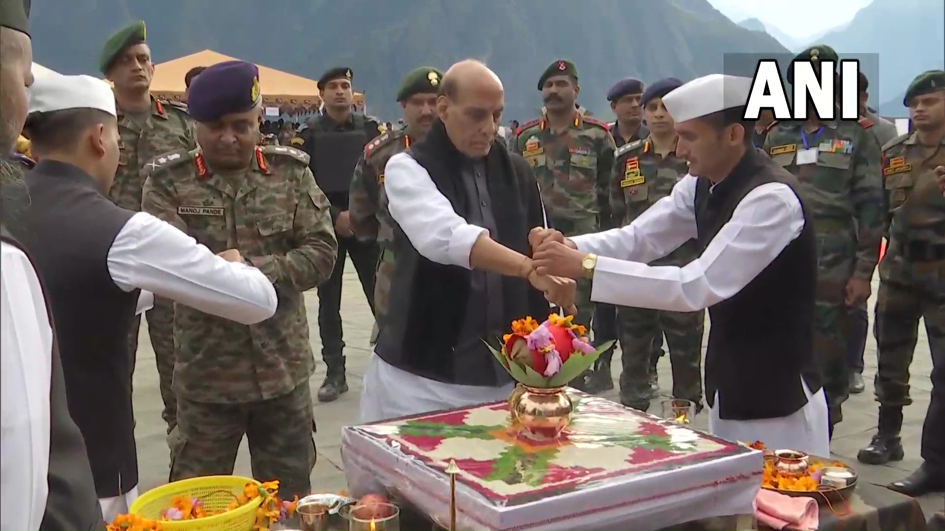 ANI UP/Uttarakhand on Twitter: "RT @ANI: Uttarakhand | Defence Minister Rajnath Singh performs ...