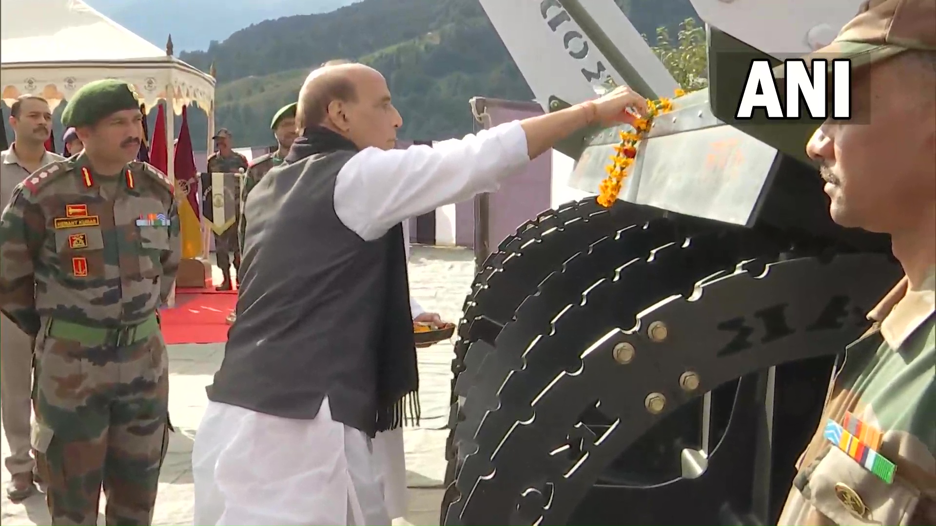 ANI UP/Uttarakhand on Twitter: "RT @ANI: Uttarakhand | Defence Minister Rajnath Singh performs ...