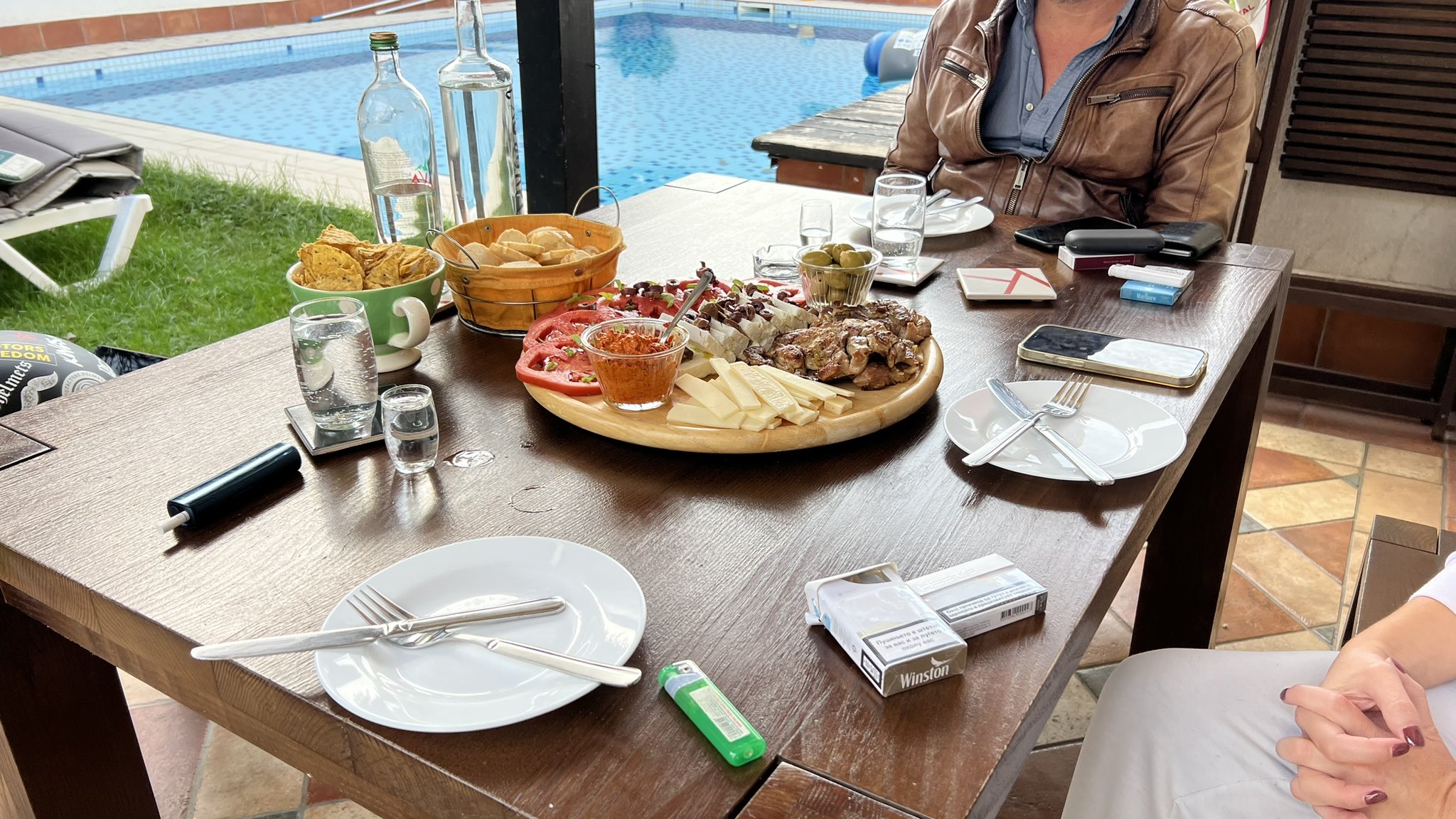 Нешо On Twitter епа дојде и он и Елена раат сте бар во време траење на една флаша домашна