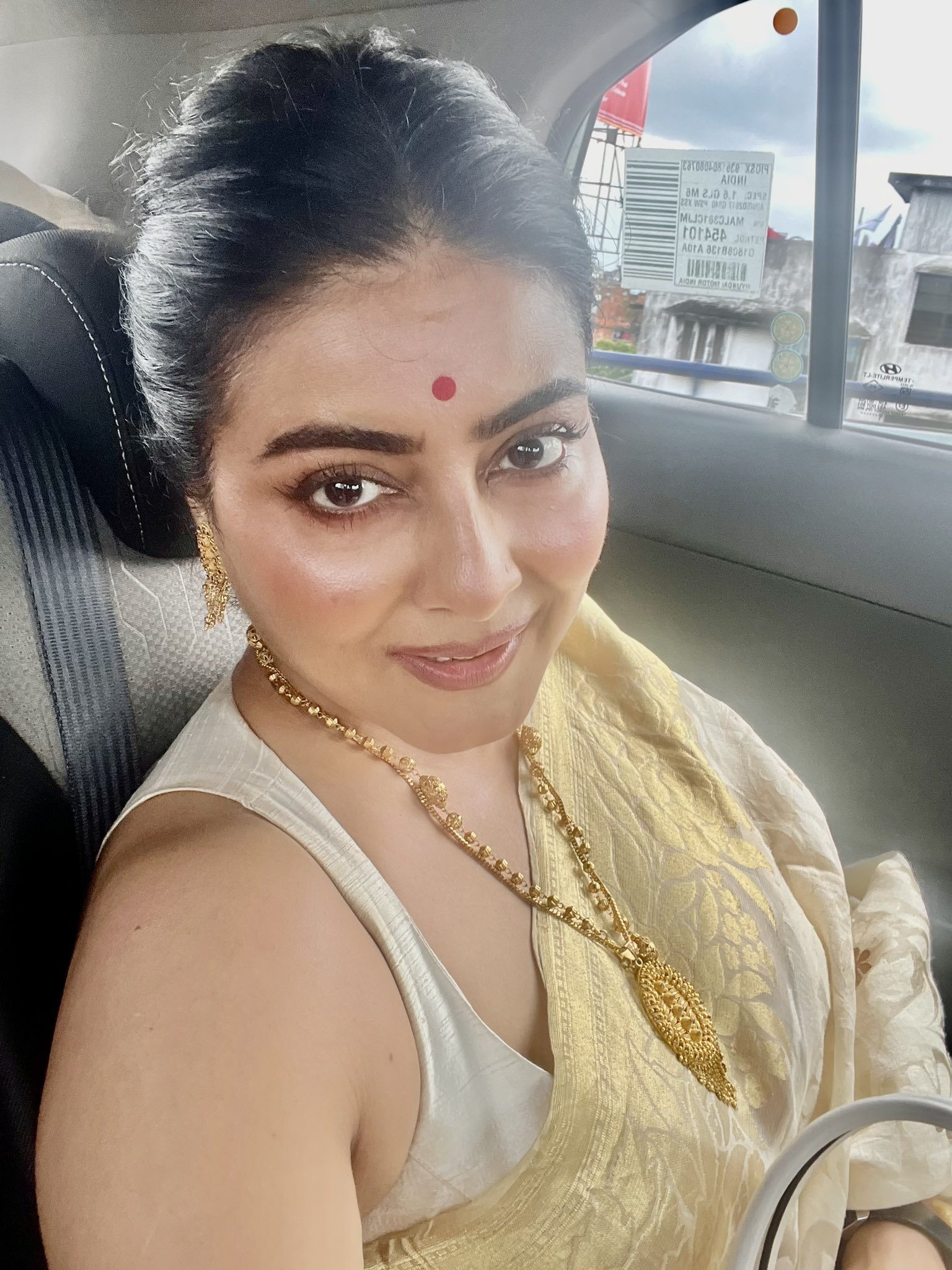 Gargee Roychowdhury on Twitter: "“….এবার আমার উমা এলে, আর উমায় পাঠাবো না…” শুভ বিজয়া🙏💕 https ...