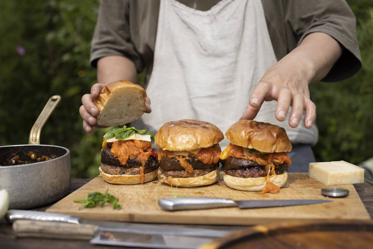 dancyu_mag on Twitter: "11月号「おいしいアウトドア」特集は本日発売です。 「本気のアウトドア」実践術の紹介ページは、SNSで噂の「竹筒ビリヤニ」や「炭火焼ハンバーガー ...