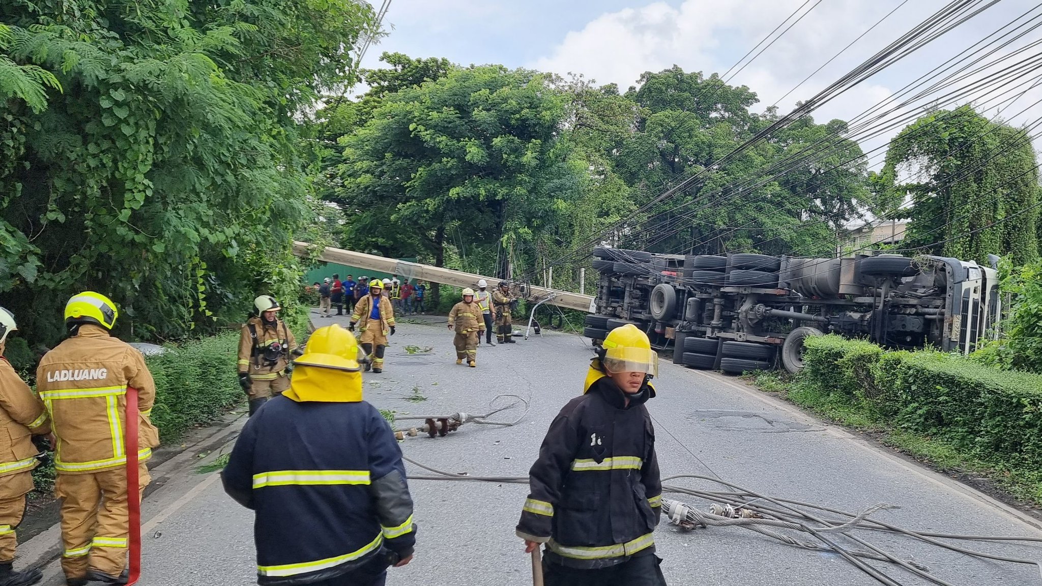 JS100 on Twitter: "วันนี้ (6 ต.ค. 65) เวลาประมาณ 10.17 น. MEA เร่งแก้ไข เหตุรถบรรทุกพลิกคว่ำที่ ...