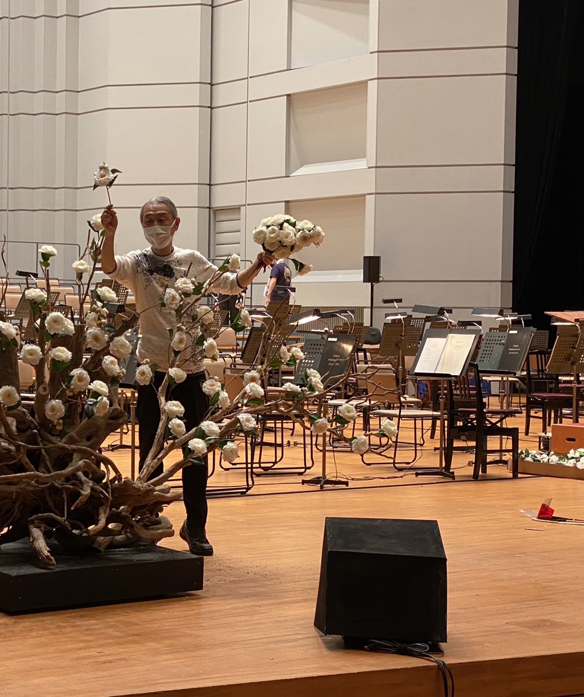 Bunkamura公式ツイッター on Twitter: "華道家・假屋崎省吾さんによる、舞台上とロビーの特別な装花にもご注目👀 #オーチャード椿姫 搬入時の様子を、假屋崎省吾さんのブログでも ...