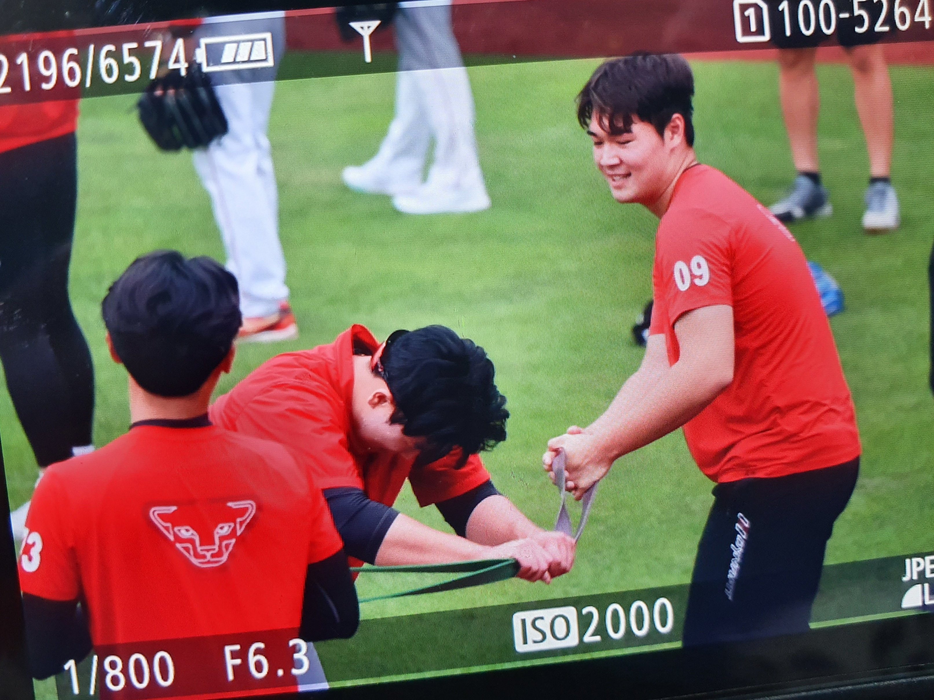 화폭 on Twitter: "잠깐 쉬는 틈을 놓치지않는 박종훈 https://t.co/Lfw8OEmUx3" / Twitter