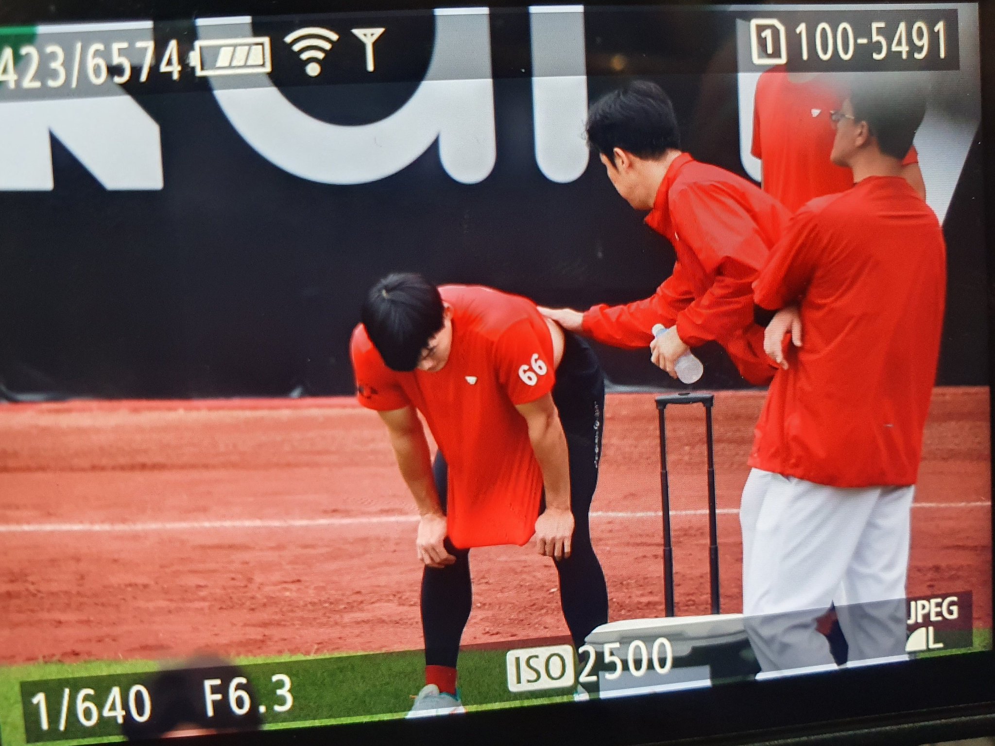 화폭 on Twitter: "잠깐 쉬는 틈을 놓치지않는 박종훈 https://t.co/Lfw8OEmUx3" / Twitter