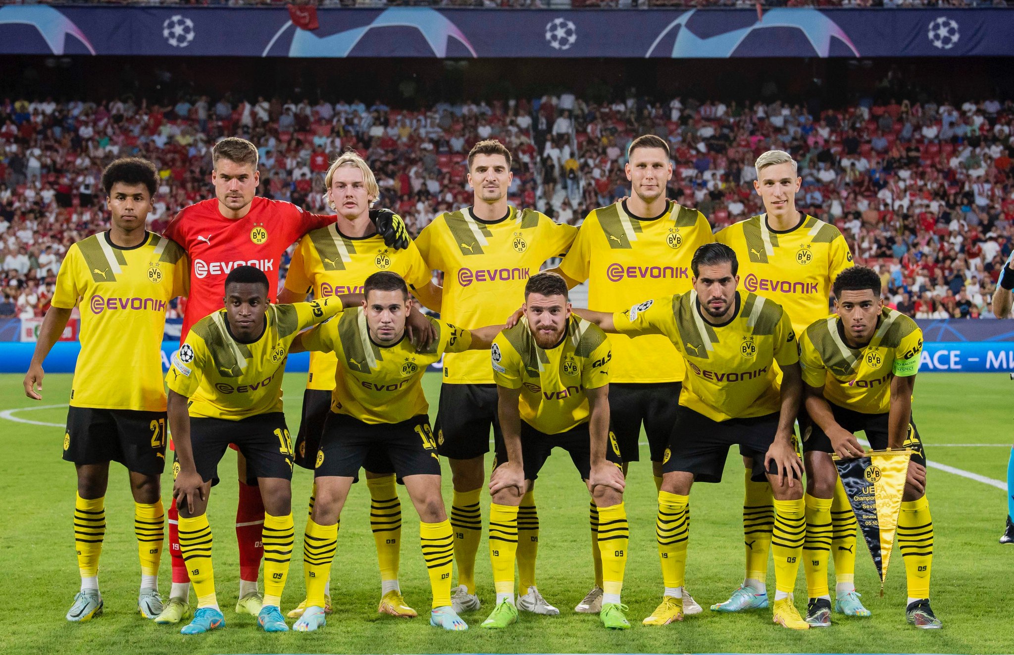 Borussia Dortmund on Twitter: "⬛️🟨 TEAM 🟨⬛️ https://t.co/Ea81Y5yLCz" / Twitter