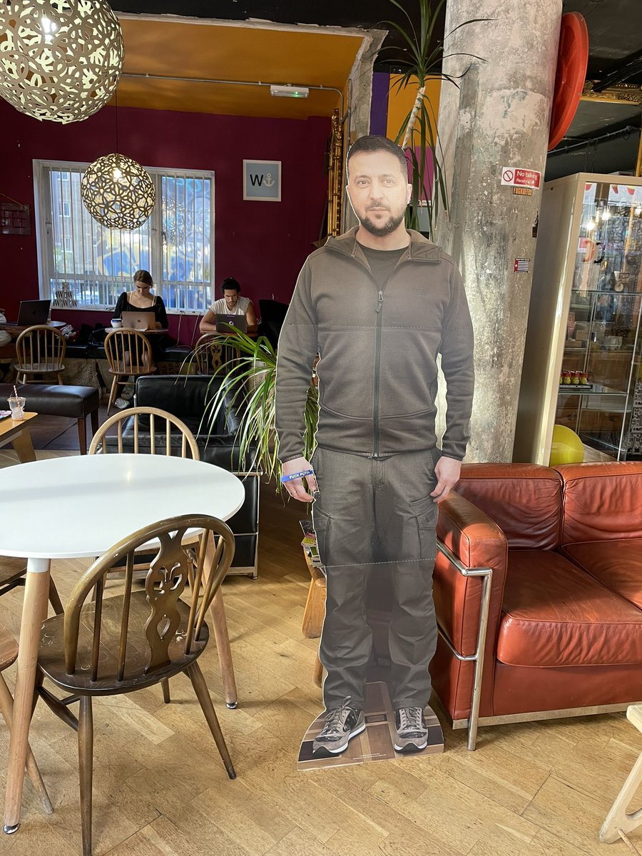 апчхи 🇺🇦 on Twitter: "Проходила мимо кав‘ярні в Лондоні і на секунду охуєла, пане президенте"