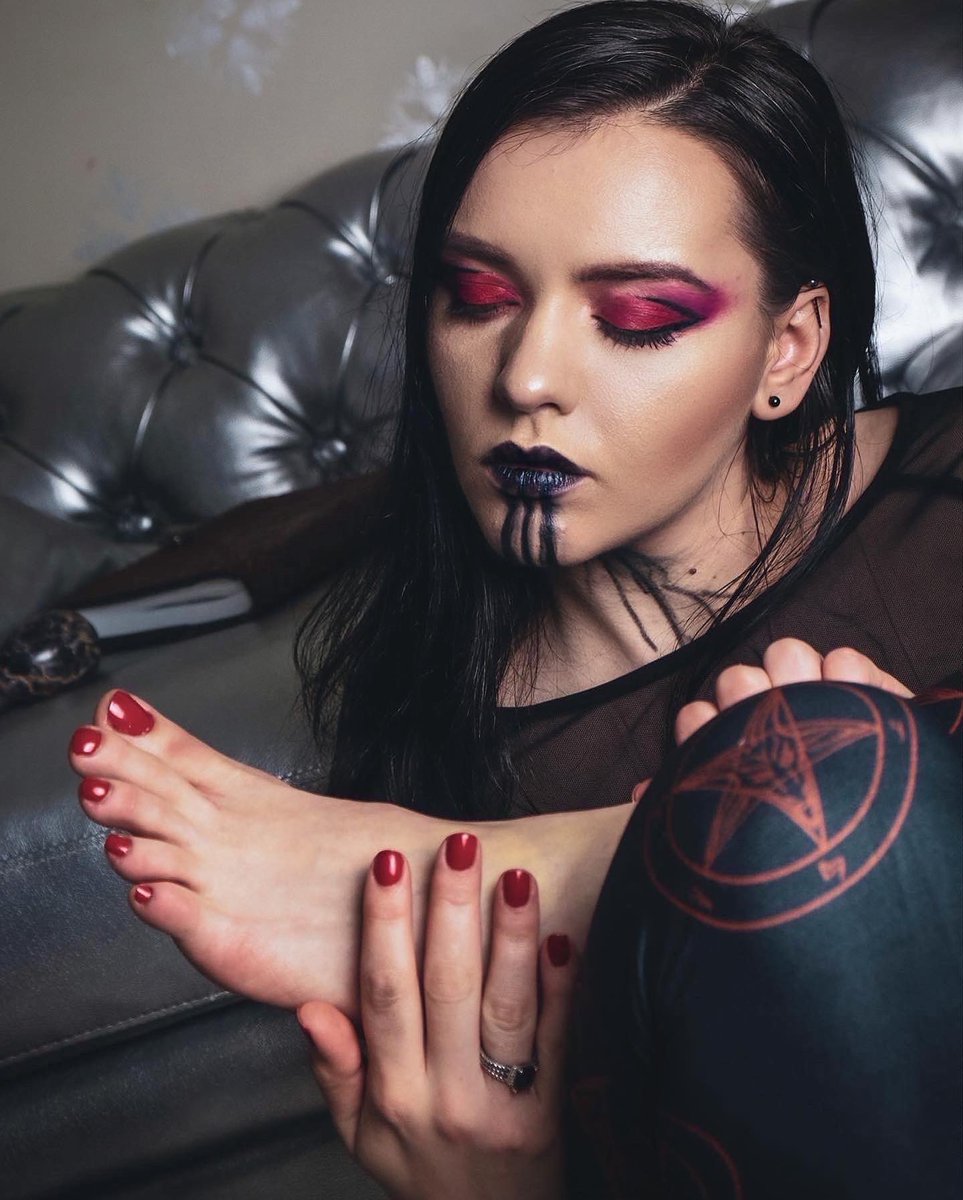 The Fallen Babe On Twitter Hmmm I Wonder If My Worshippers Would Like To Taste My Feet They