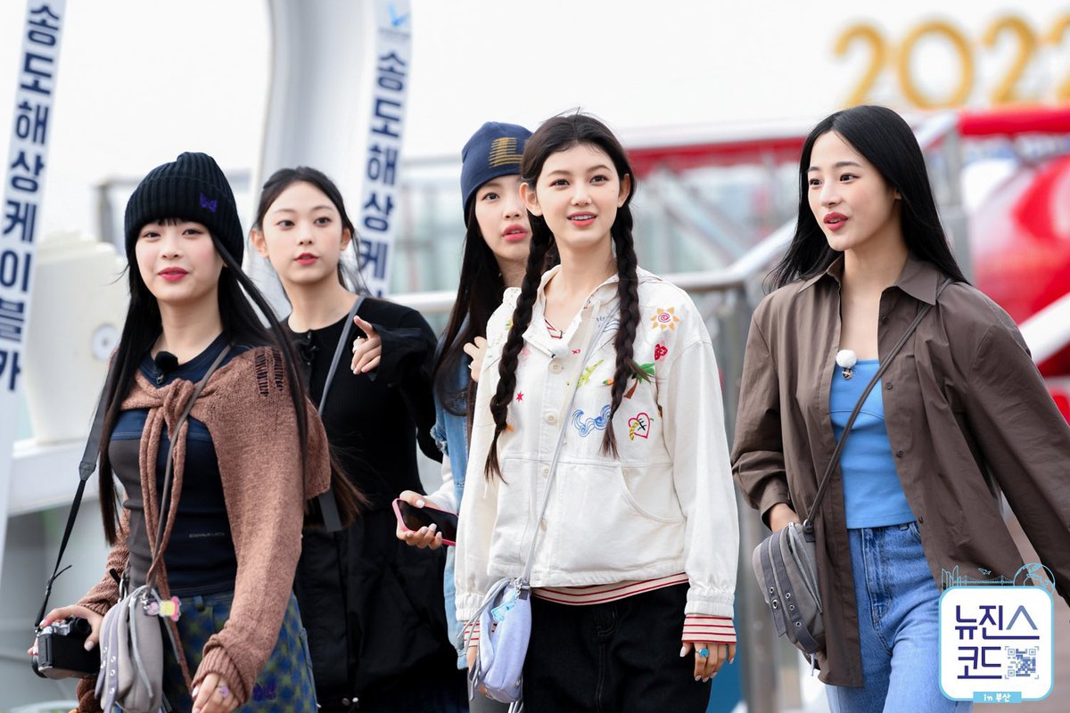 NewJeans Loops 👖 on Twitter: "NewJeans Code in Busan #뉴진스 #NewJeans"