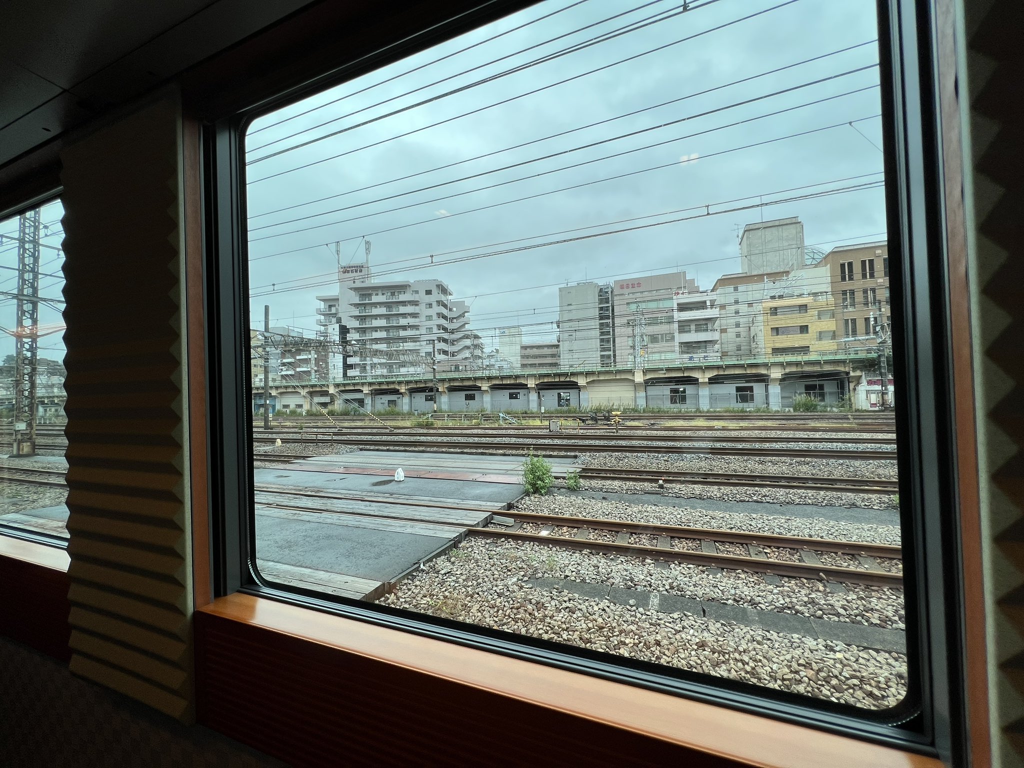 powerskyaccess on Twitter: "E655系「和」鉄道開業150周年記念号は鶴見駅停車中。営業列車の中線停車は珍しい。 ここでもお出迎えあり。わざわざホームのない場所まで ...