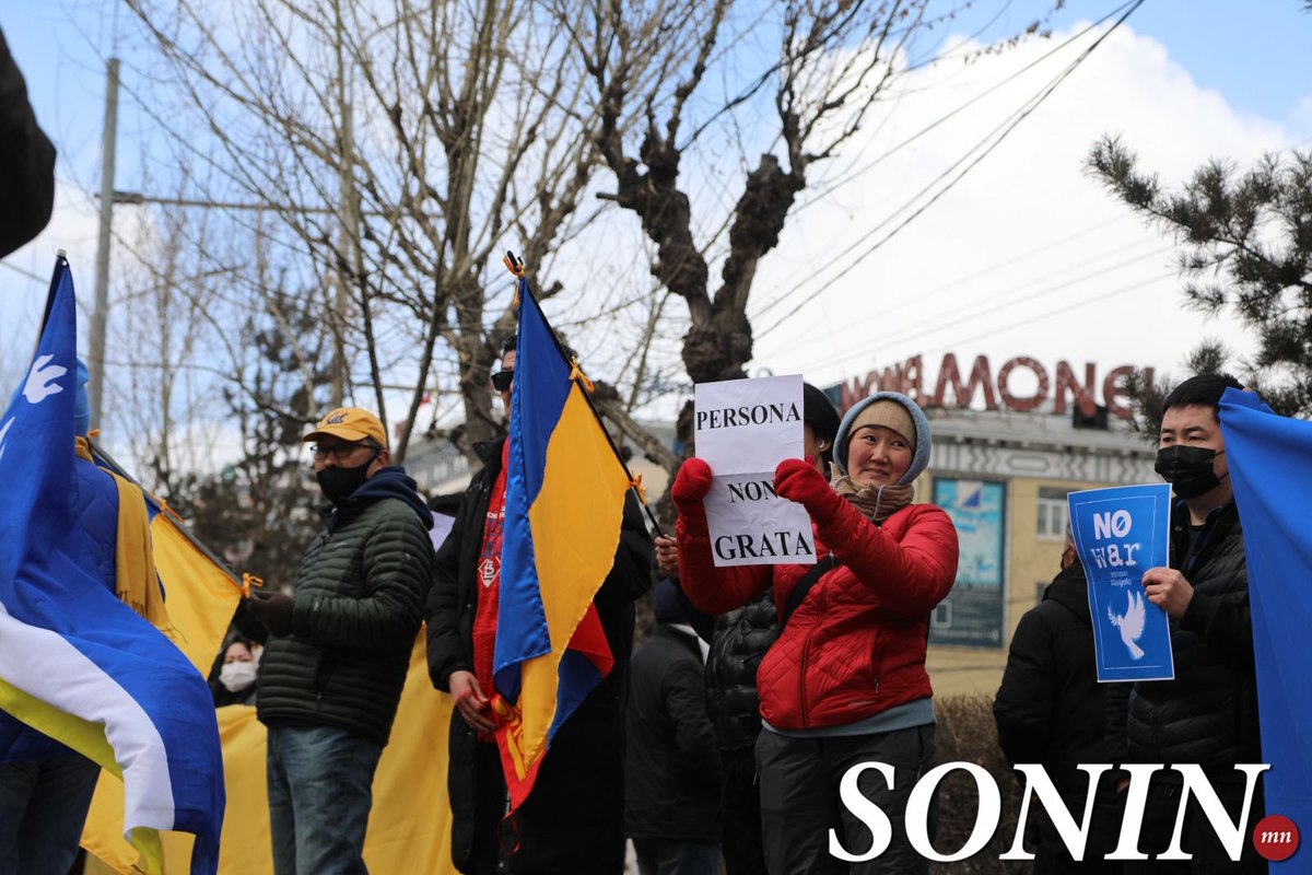 Sansar On Twitter Оросын элчинг No War ынхон хөөсөн гэнэ Хэдэн туг барьсан бацаанд хөөгдлөө