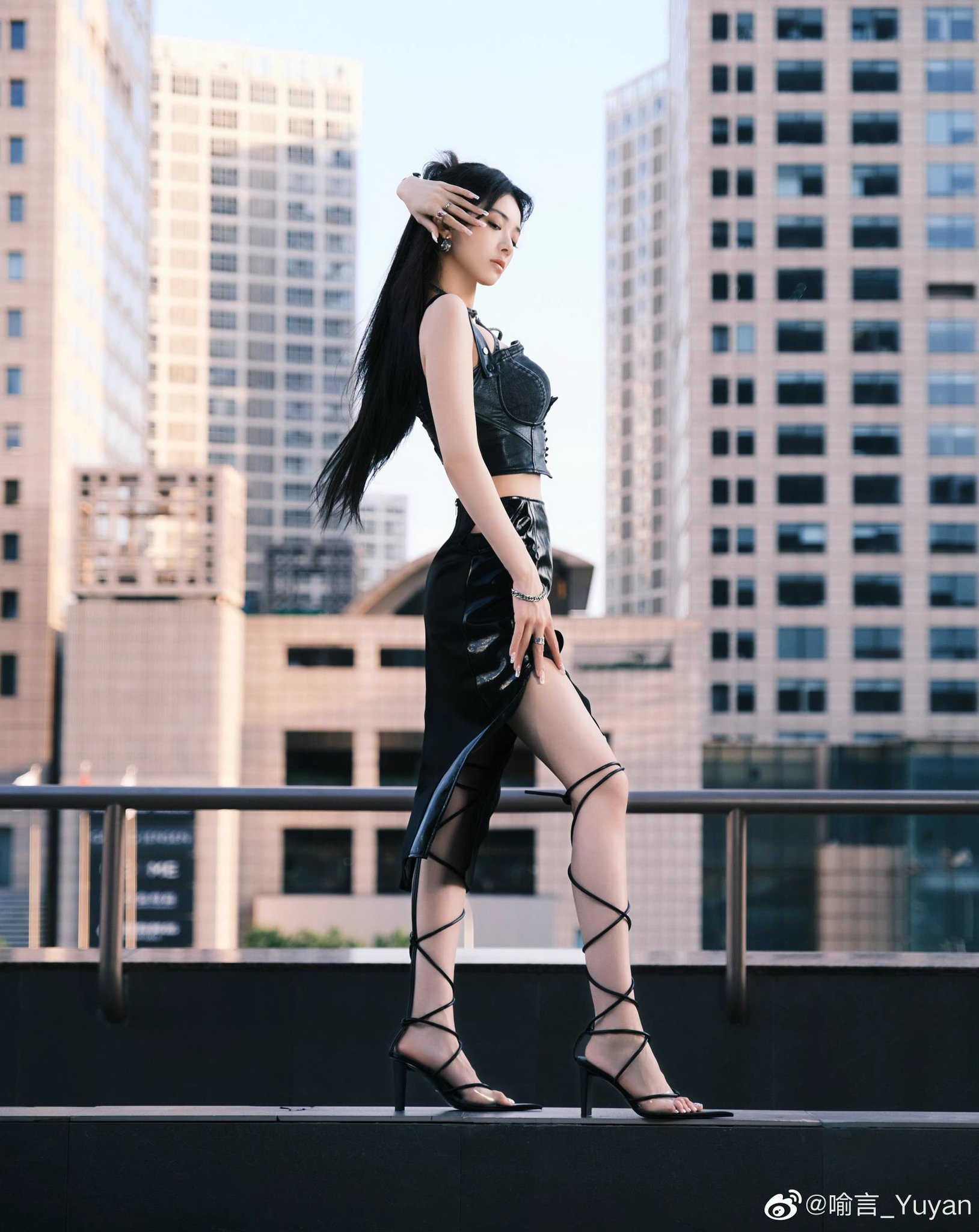 爱的是她 On Twitter 喻言妈妈真的好有女s的气场,不知道多少鸡巴会为她喷射。 不过看到了喻言腿上绑的绳子我也就明白了,在粉丝面前的女王喻言,在金主面前还不是像母猪一样被绑起来吗