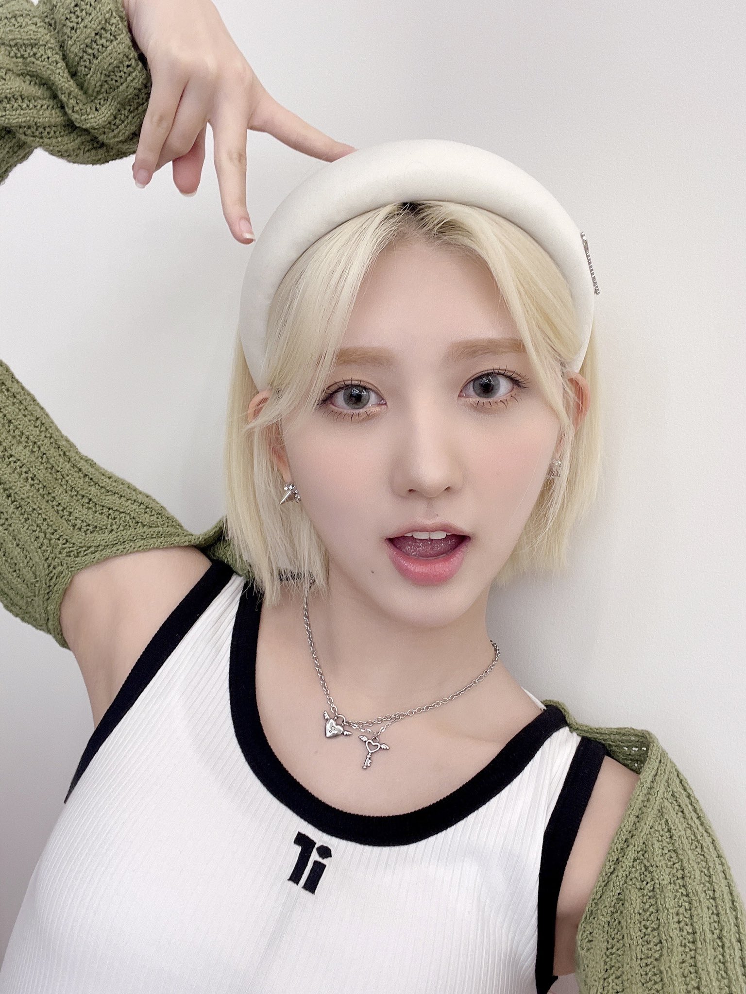 IVE GAEUL 아이브 가을 on Twitter: "다이브 오늘 뮤뱅 1위 고마워요☺️ 원영이가 대표로 트로피 받은 거 보면서 넘넘 행복했어요🤍🤍 #IVE #아이브 ...