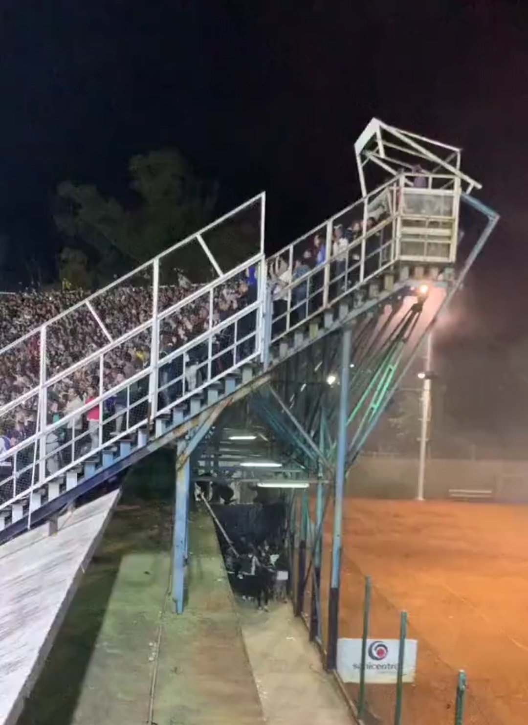 Javier Lanari on Twitter: "Nunca voy a entender por qué Gimnasia juega en una cancha con ...