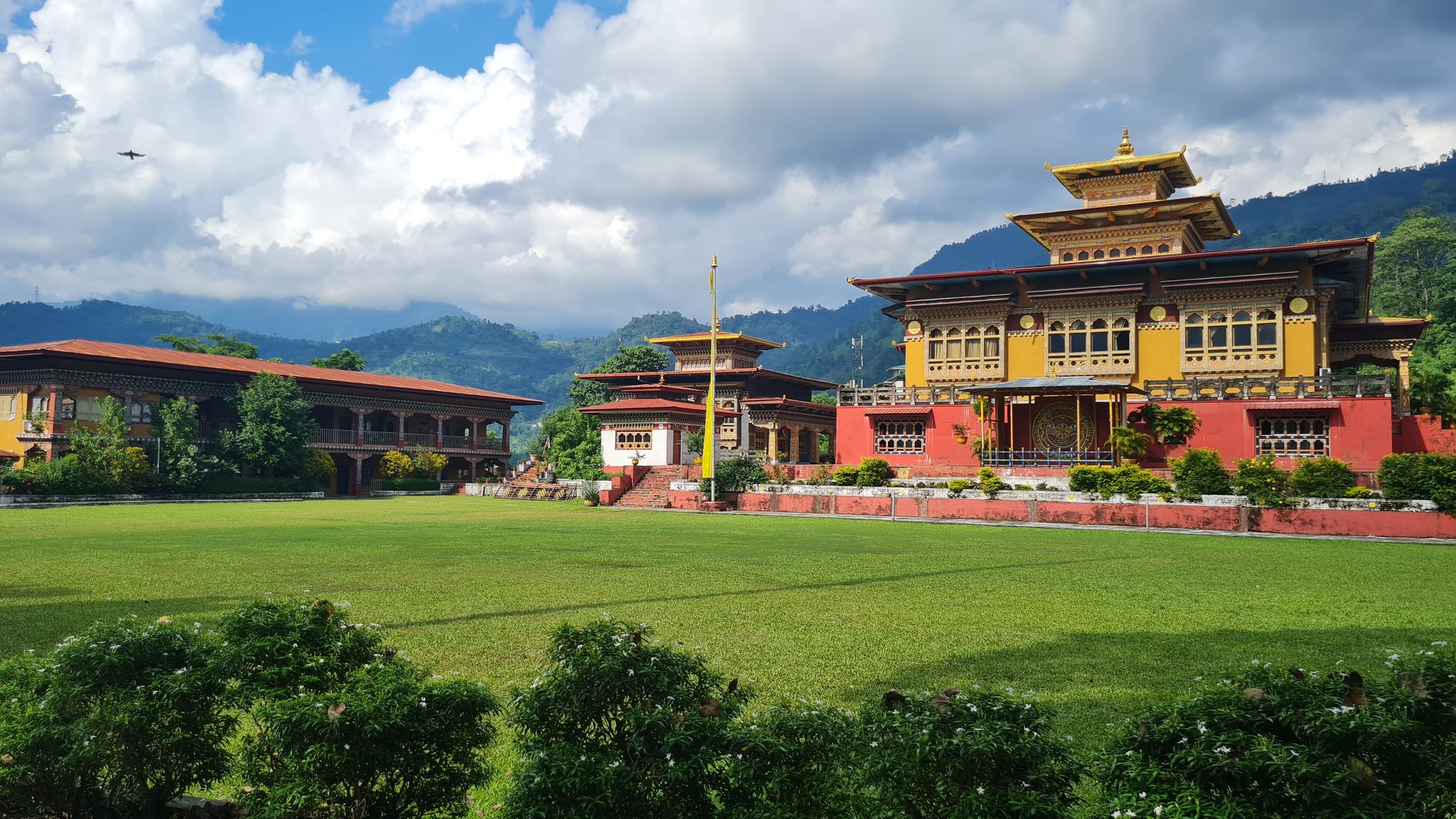 Sumanta Mandal on Twitter: "Bhutan 🇧🇹 India 🇮🇳 Bas kuch km ki distance main kitna differences 😃 ...