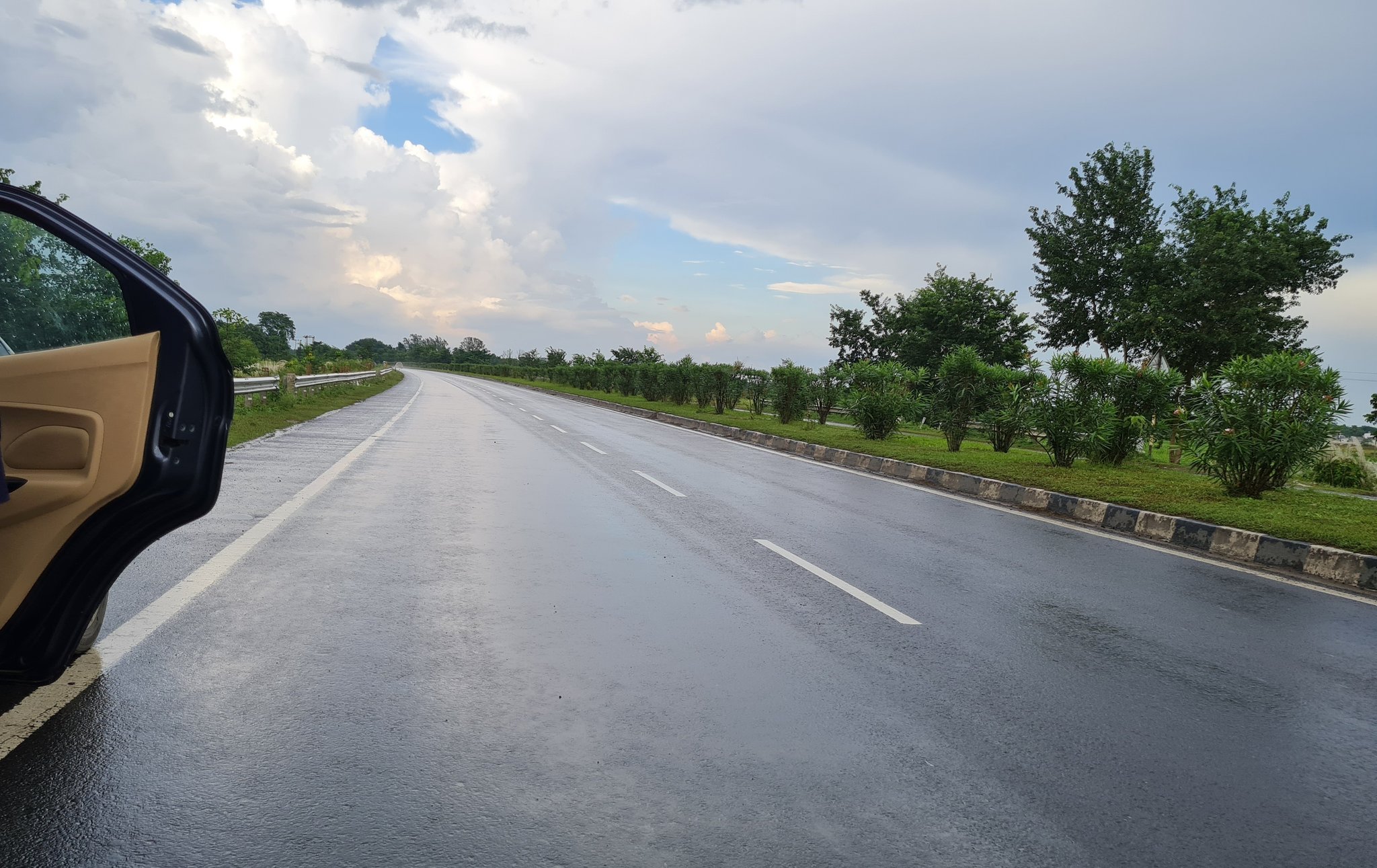 Sumanta Mandal on Twitter: "Bhutan 🇧🇹 India 🇮🇳 Bas kuch km ki distance main kitna differences 😃 ...