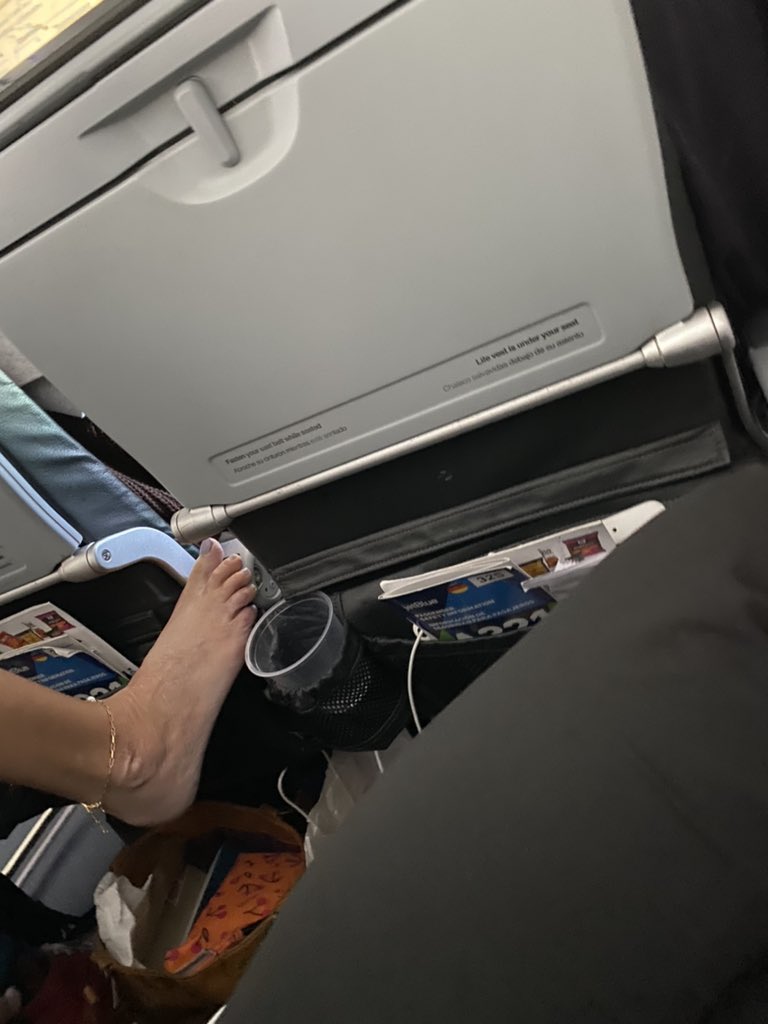 Leena Xu On Twitter The Lady Next To Me On My Flight 🤢