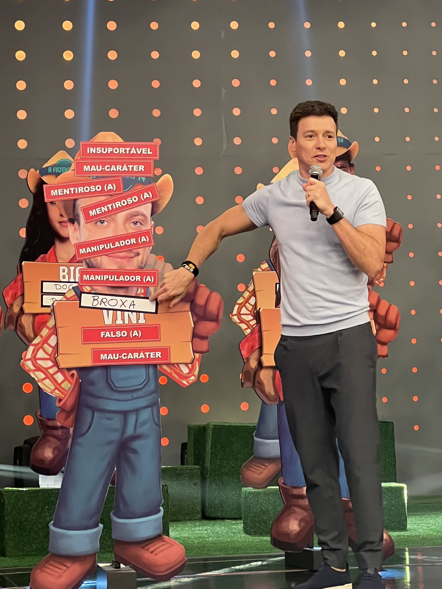 Chico Barney on Twitter: "A Rosiane falou que o Vini toma muita bomba e colocou a plaquinha de ...