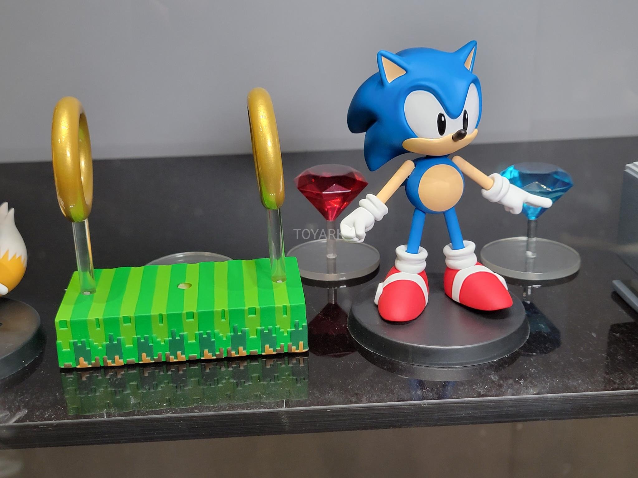 Sonic Merch News on X BREAKING New Classic Sonic figures collectables were shown off by Diamond Select Toys at NYCC Been a while huh https t PUG8SH8MWC X
