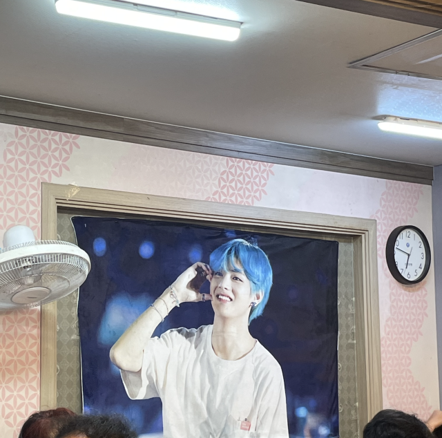 JOAH-韓国トレンド情報サイト- on Twitter: "テテがWeverseでおすすめしてた「クムガンサン ズワイガニ刺身店」に行ってきたけどお店に入る前に看板の写真を撮っていたら店員 ...