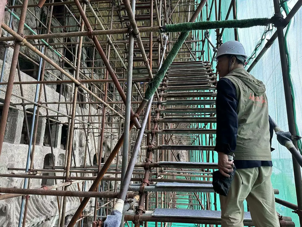 The Paper 澎湃新闻 on Twitter: "【山河有我｜ 洛阳龙门石窟的守护者们：让文物在石窟中“不朽”】10月1日清晨，龙门石窟研究院考古测绘专家贺志军一早就赶到古阳洞考古现场 ...