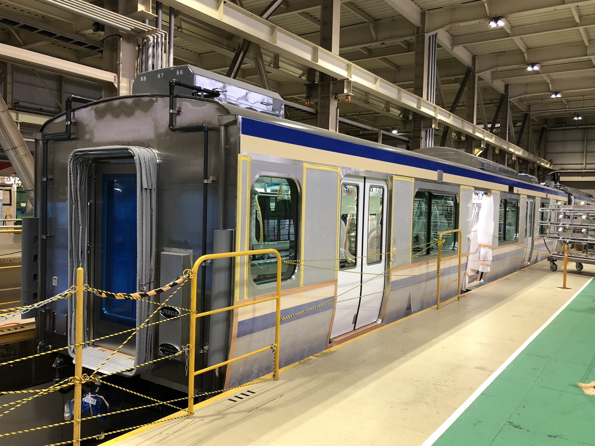 フリーバード on Twitter: "J-TREC新津で製造中の横須賀･総武快速線用E235系。まだ着色のない先頭部は新鮮な光景。屋外ではJ-18編成が展示。 https://t.co ...