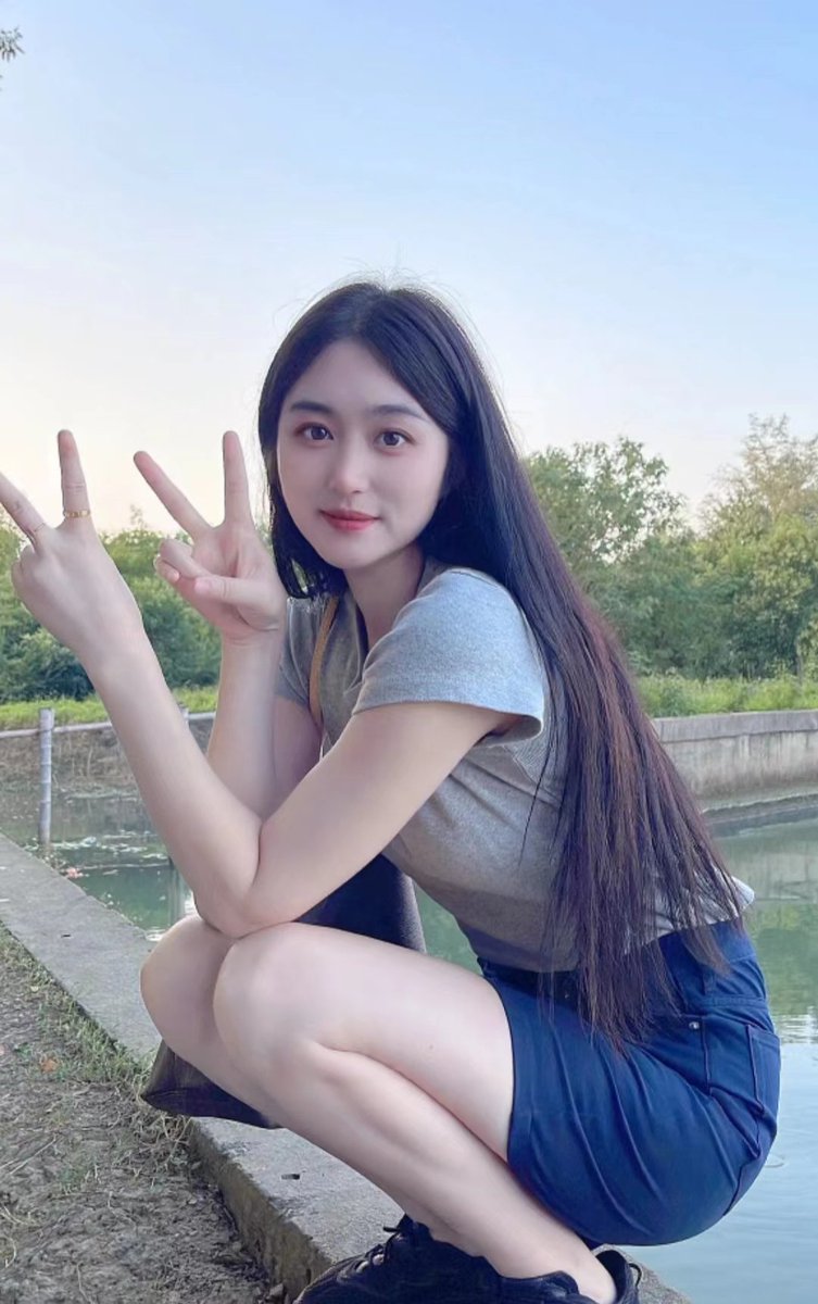 李梦白 On Twitter 她什么都不用做 只要站在那里 我就爱她