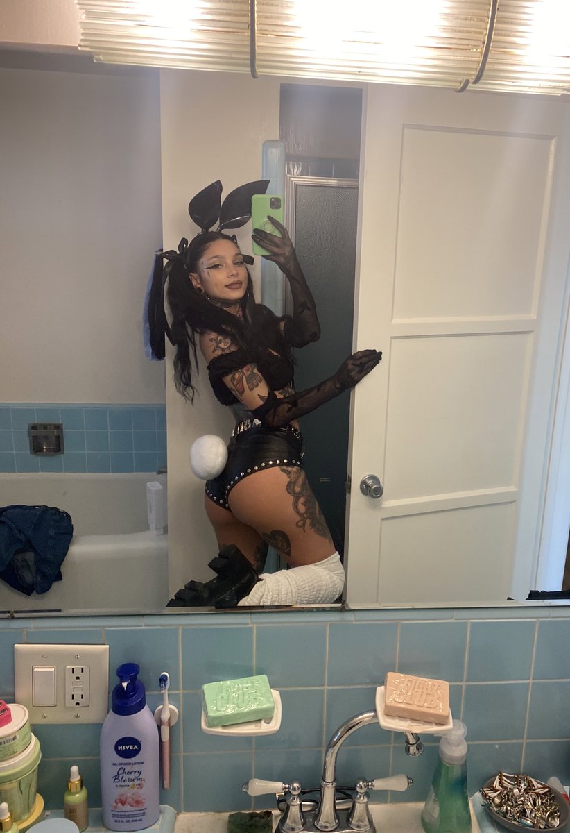 TAYLOR WHITE on Twitter: "RT @taylorwhitetv: wanna hump like bunnies🖤🐰"