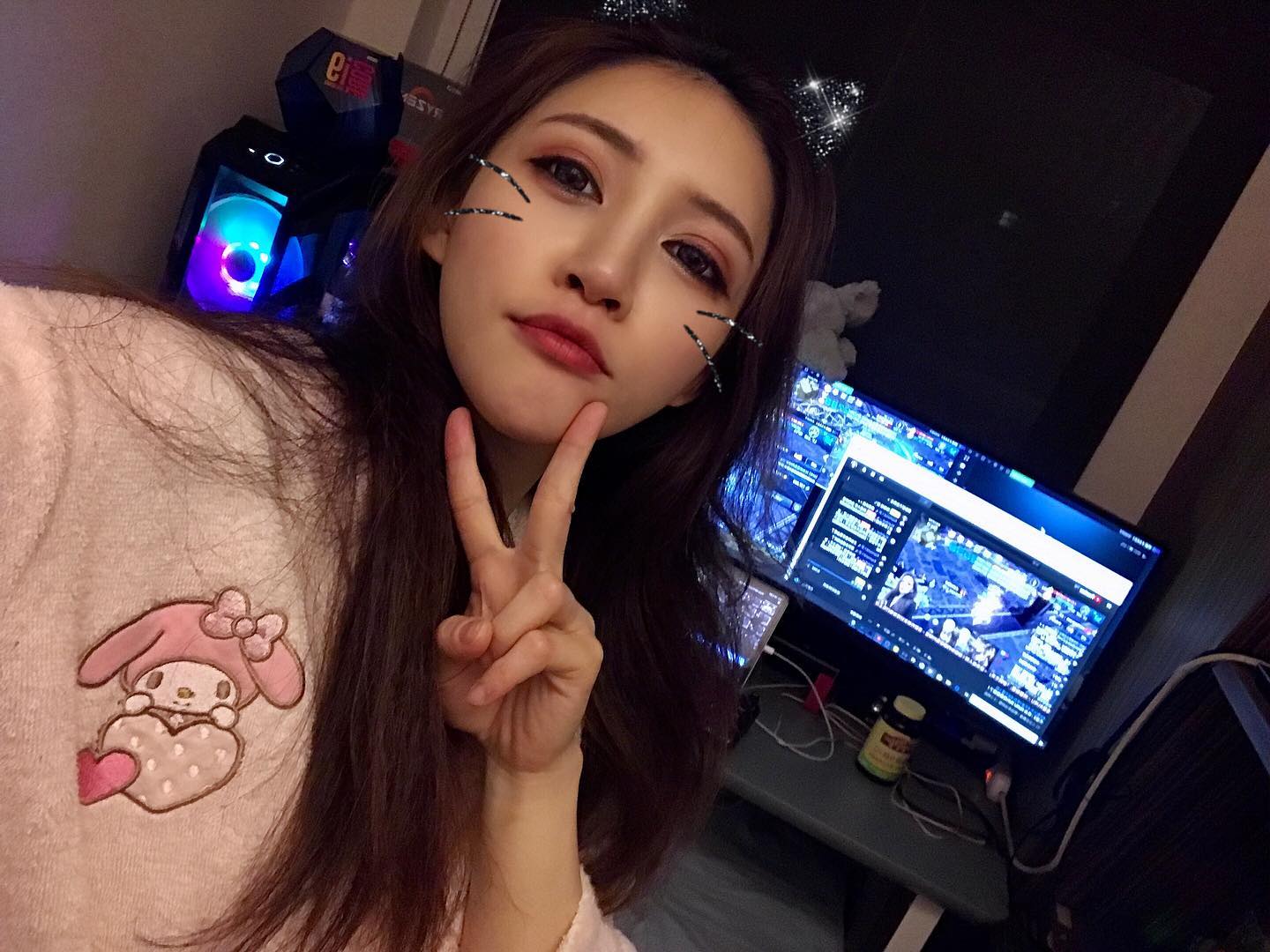 Chen Xiaoling on Twitter: "play computer at home https://t.co/tThnZmAUj2" / Twitter